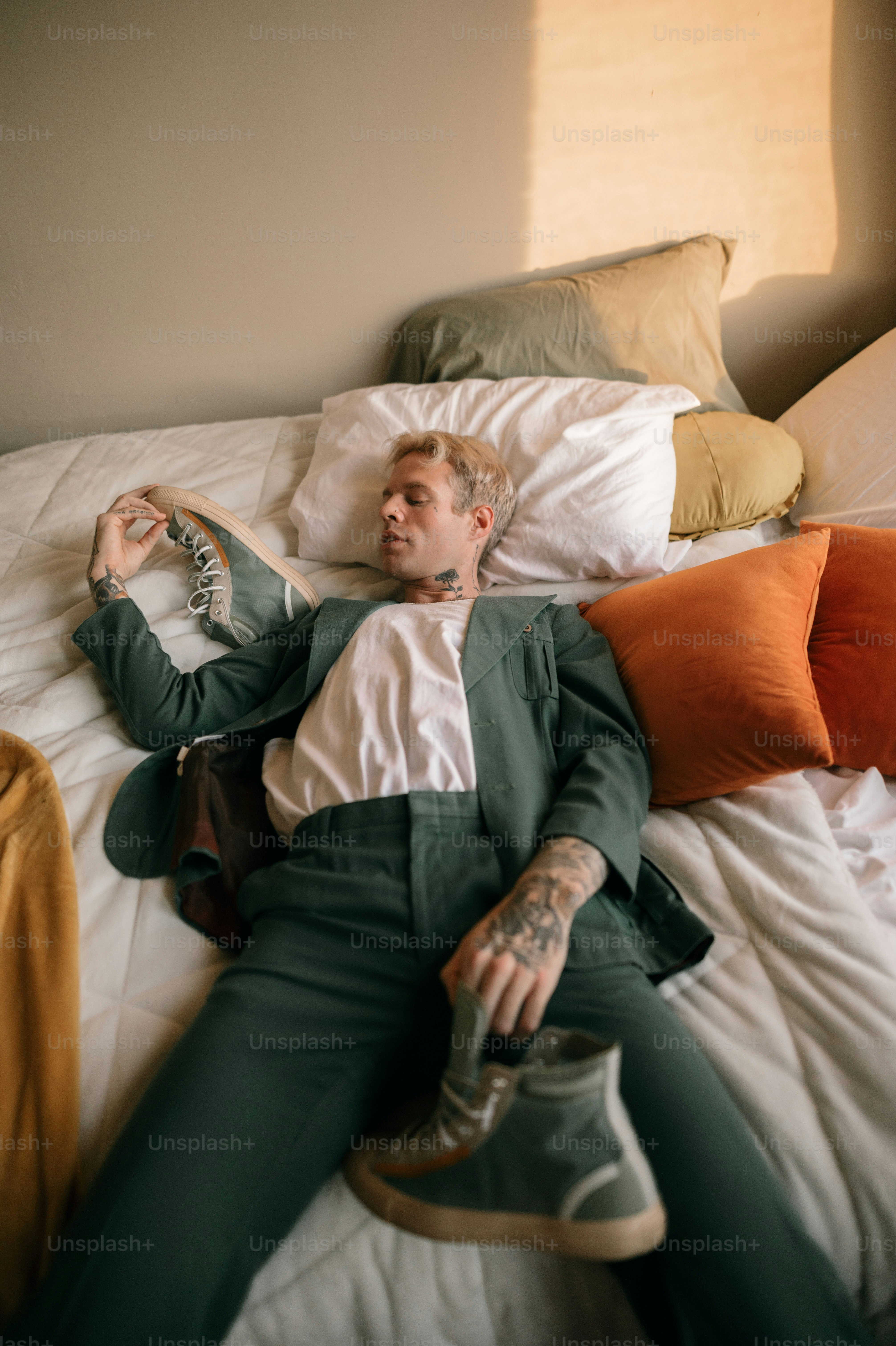 Foto Una persona acostada en una cama – Masculino Imagen en Unsplash