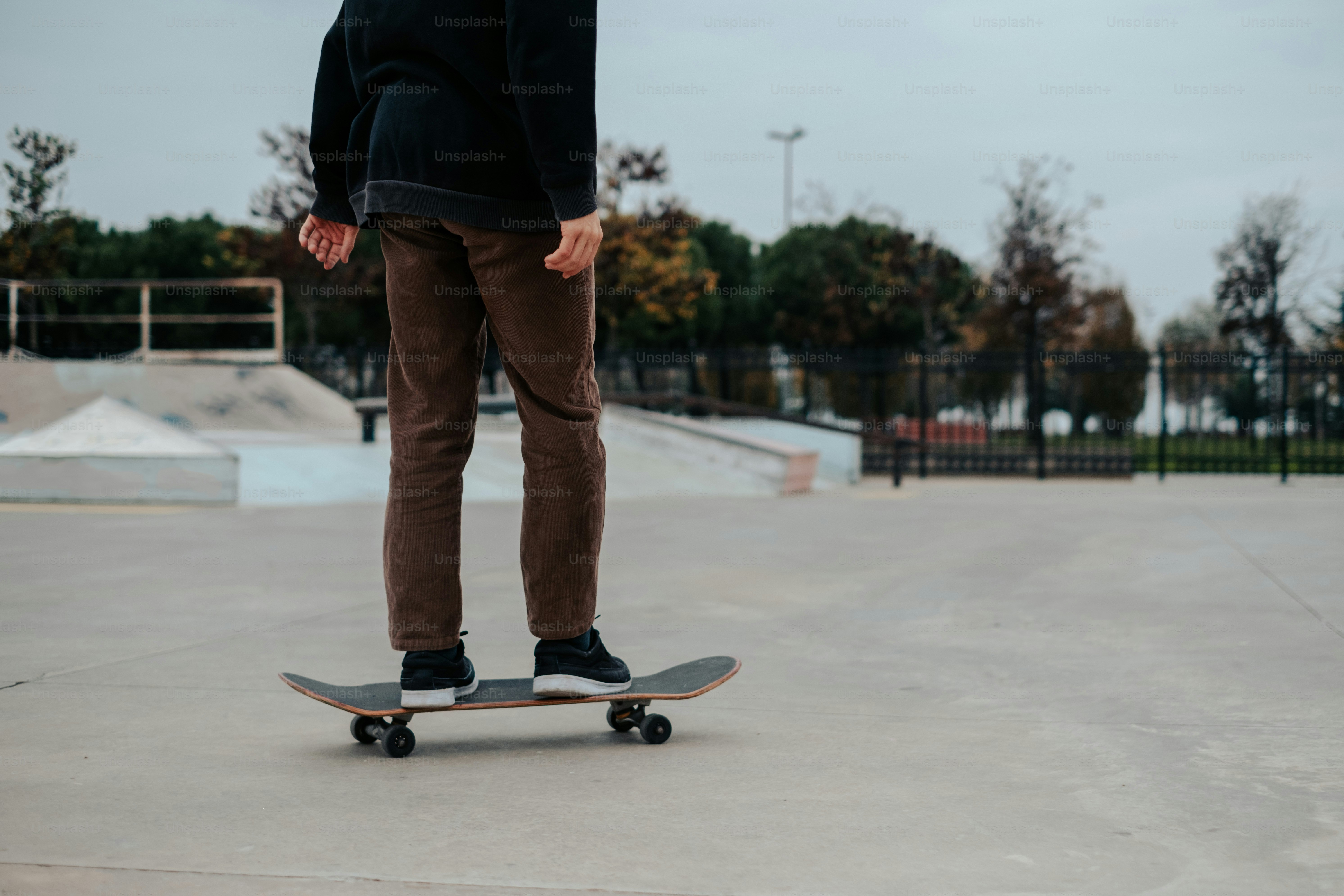 Foto Una persona patinando en la rampa – Parque de patinaje Imagen en ...