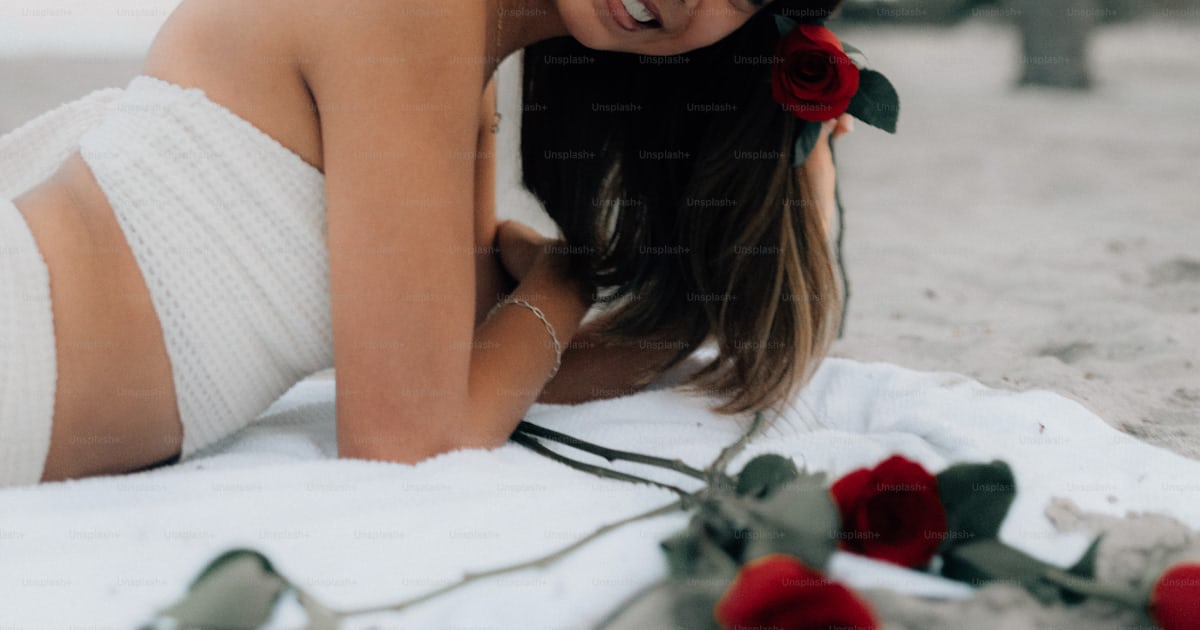地面に横たわる女性の写真 肖像画 Unsplashの写真