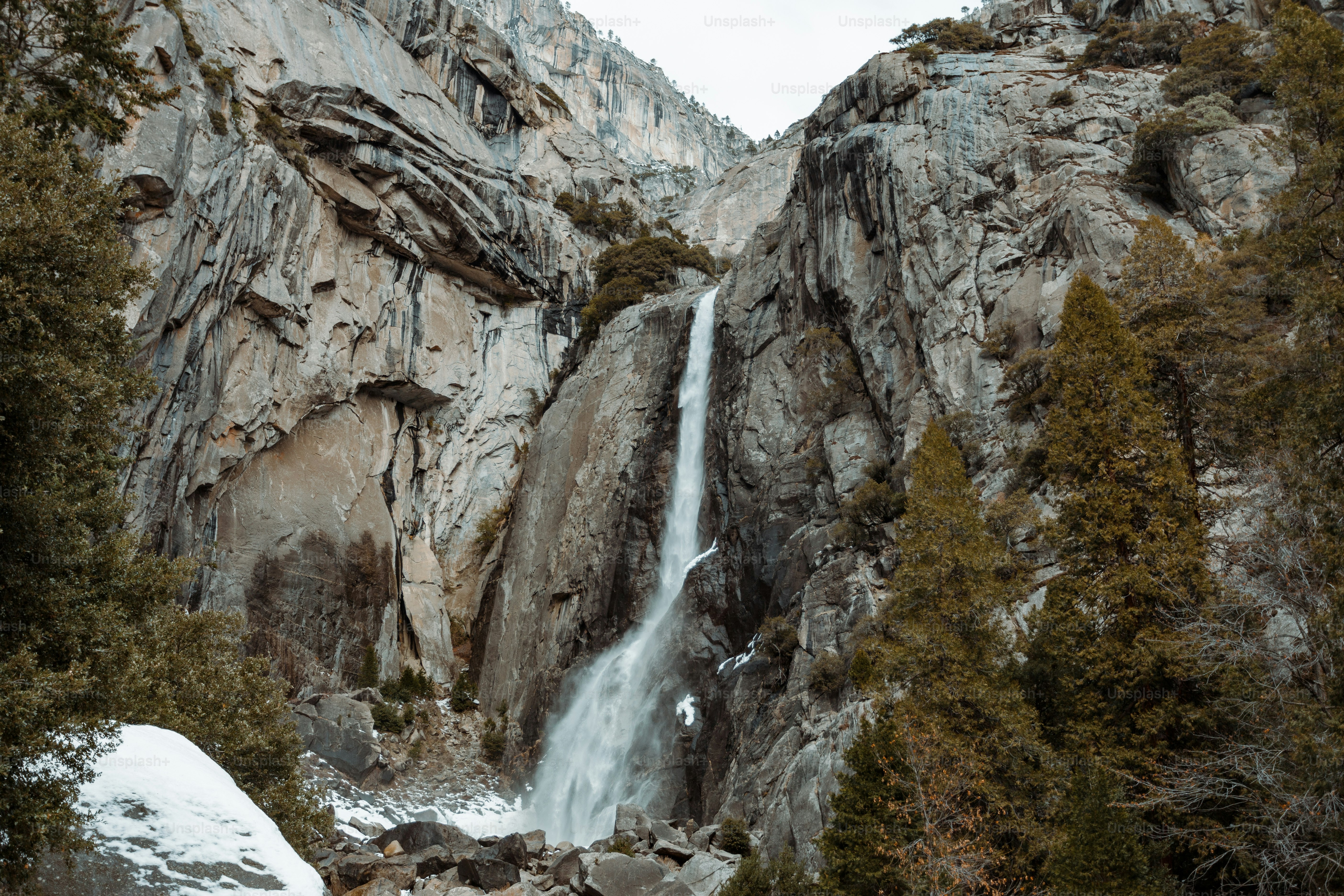 Foto Una cascada en medio de una montaña rocosa – Parque Nacional de ...