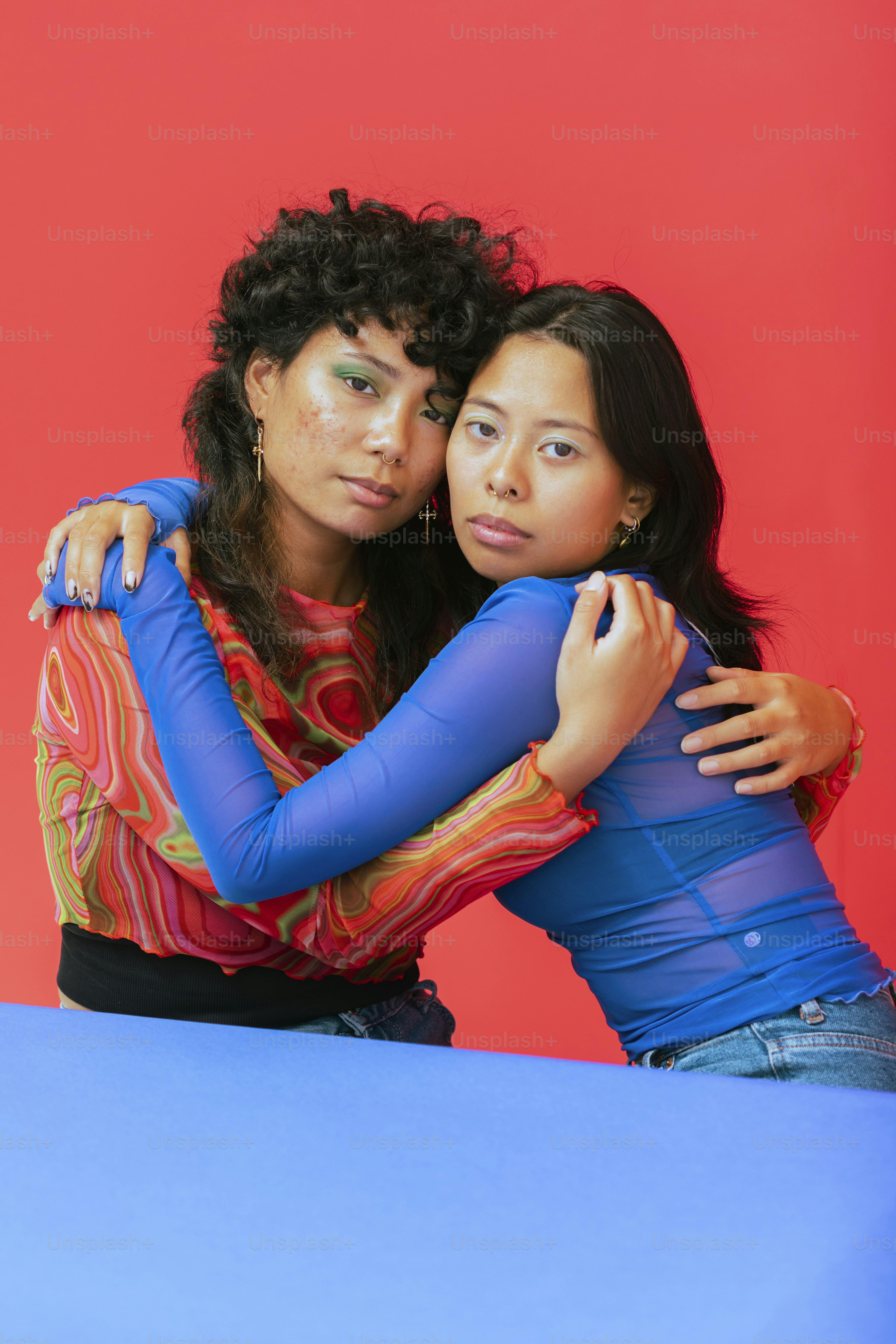 Foto Una persona abrazando a una chica – Aceptación Imagen en Unsplash