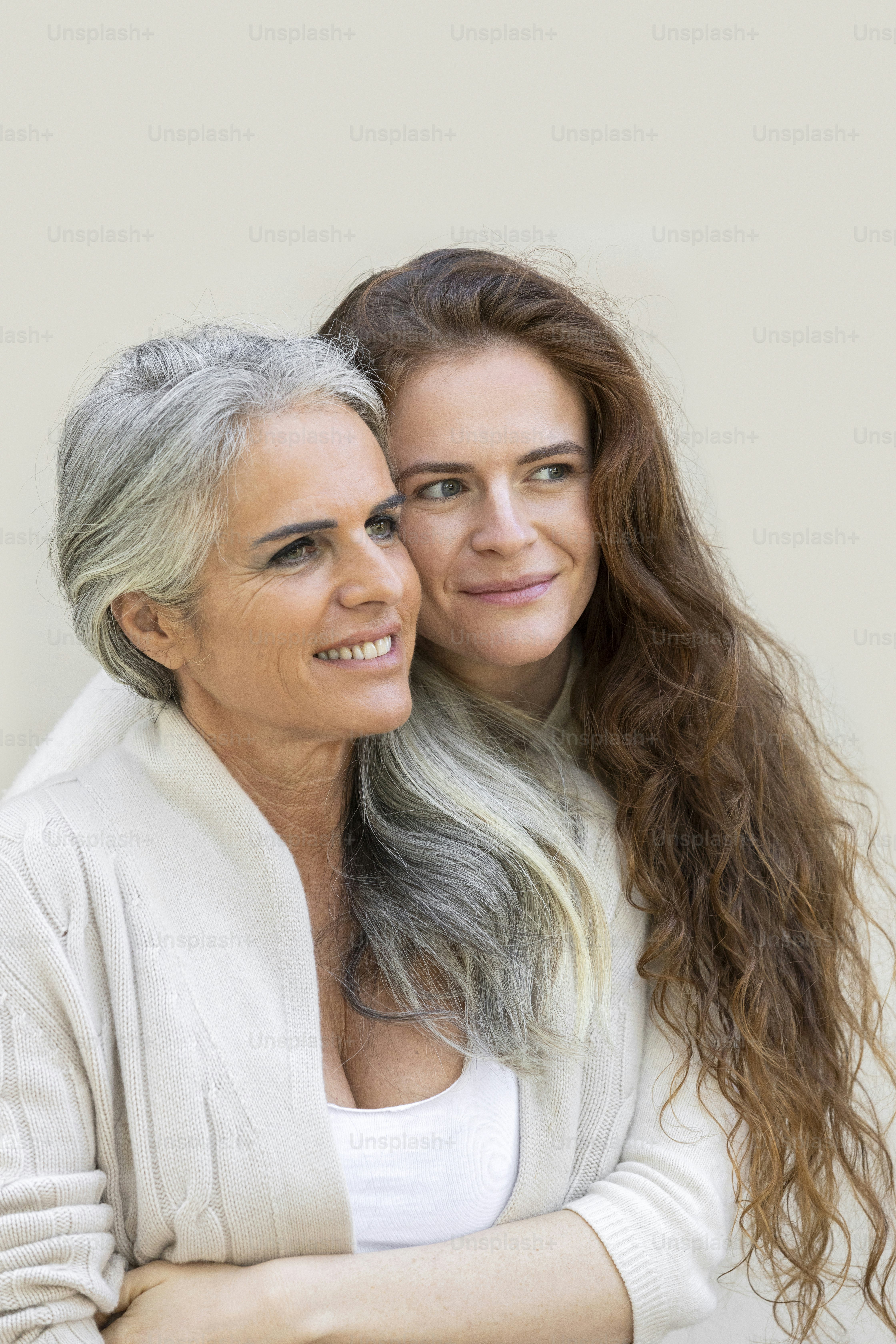 Una persona abrazando a una mujer sonriente foto – Imagen de Gente en ...