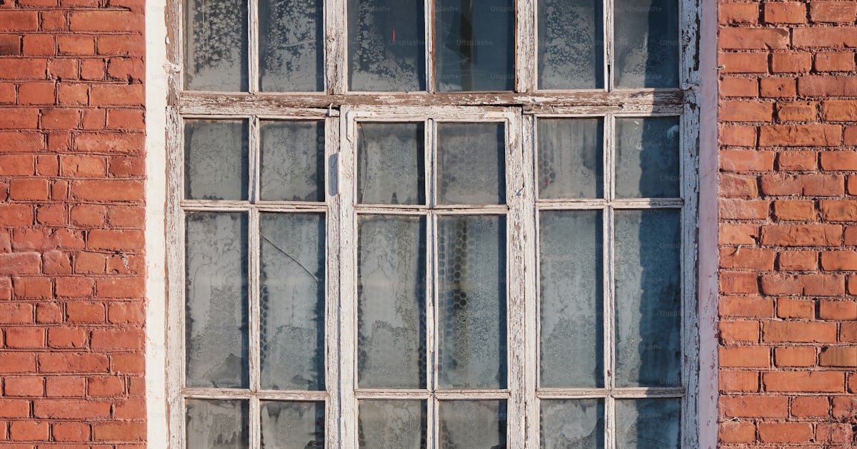 白い窓のある赤レンガの建物の写真 Unsplashで見つける古い窓の無料写真