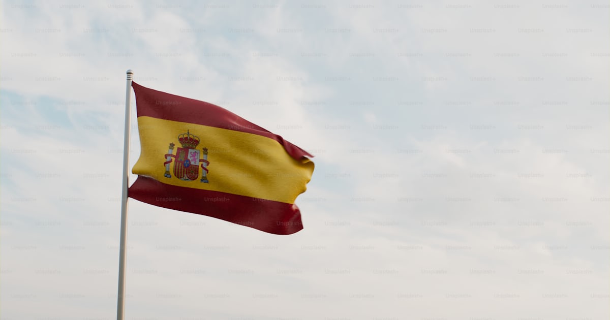 空の背景に風になびく旗の写真 スペイン Unsplashの写真