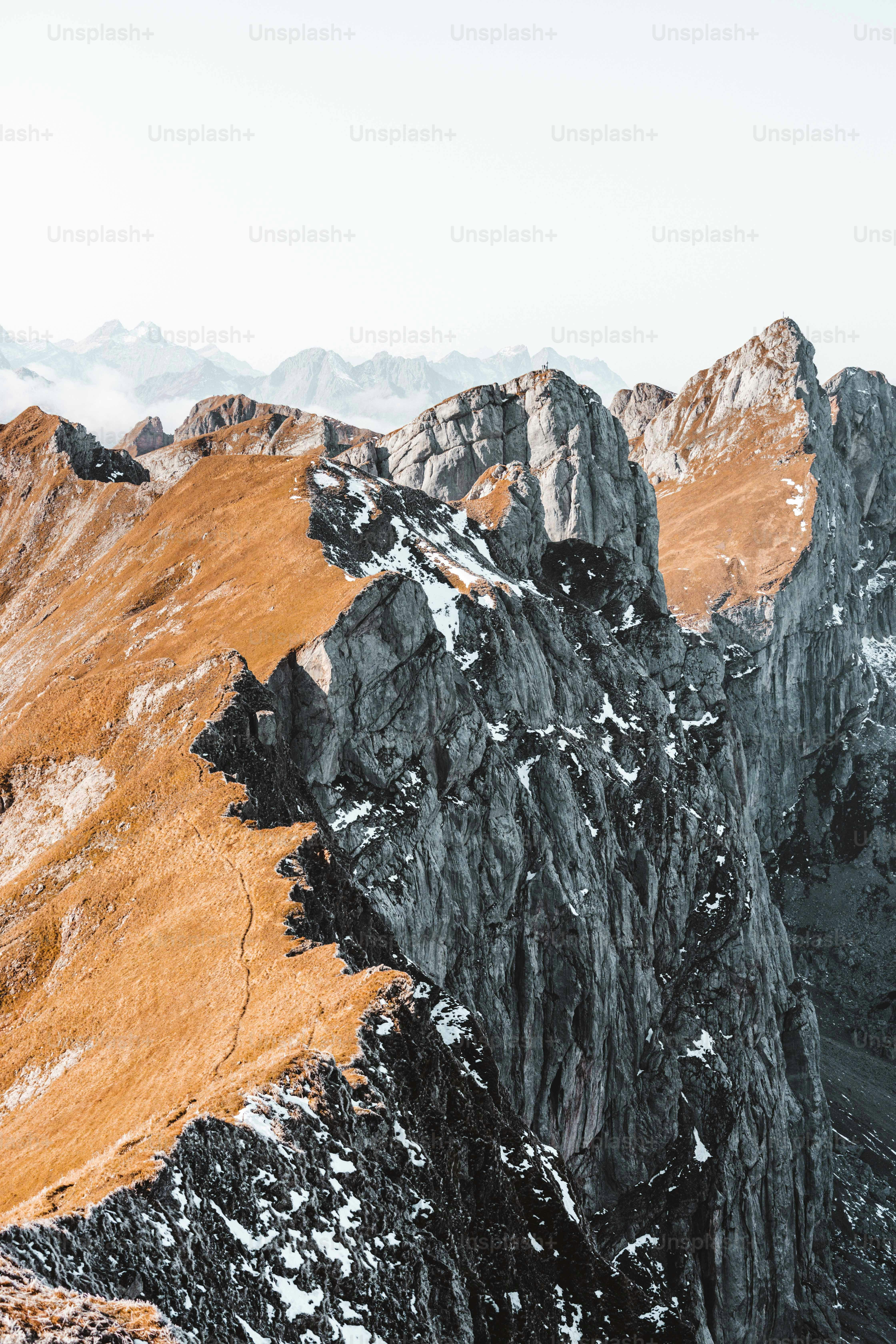 Foto zum Thema Blick auf eine Bergkette mit Schnee – Bild zu ...