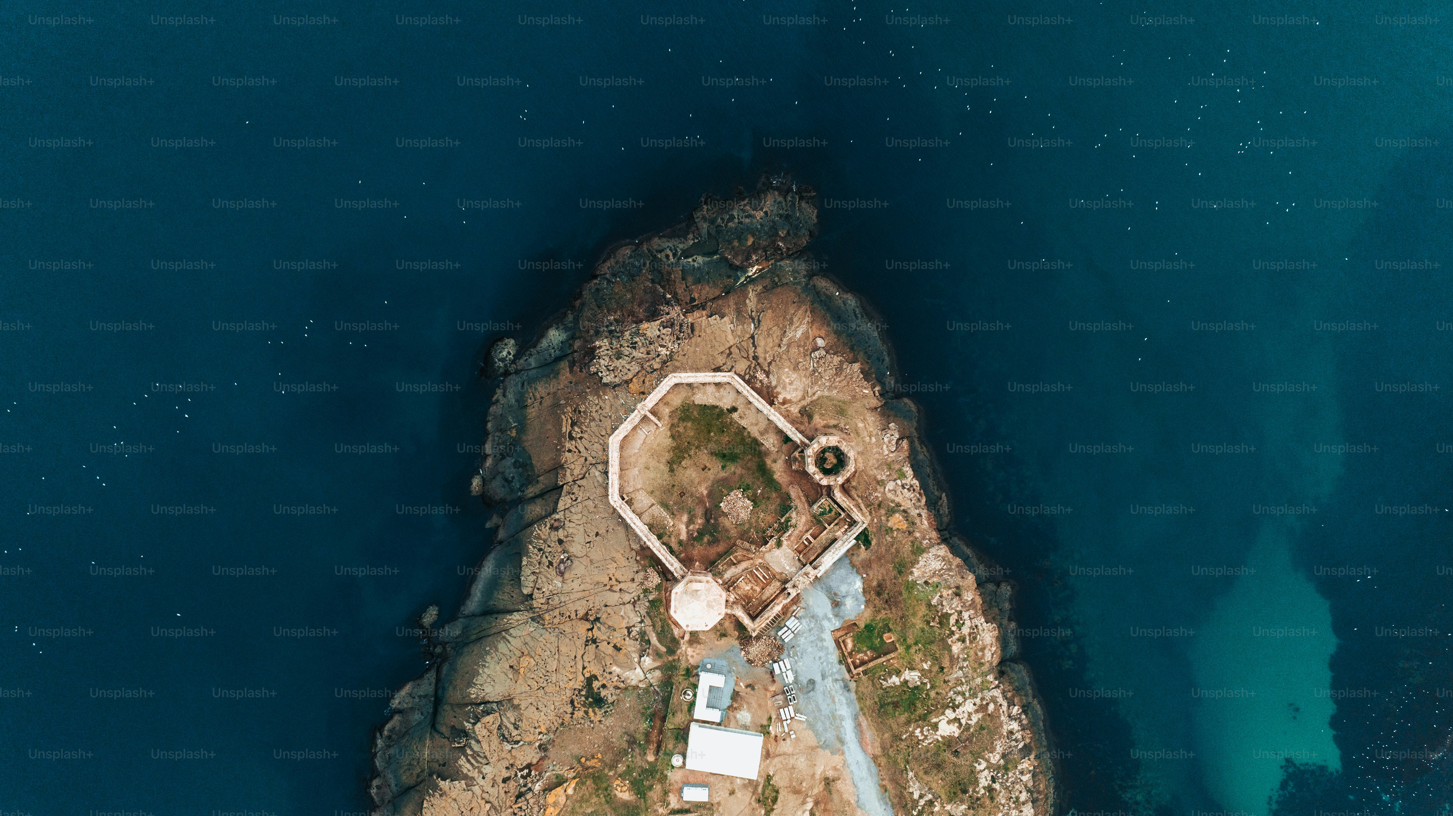 An aerial view of an island in the middle of the ocean photo – Beach ...