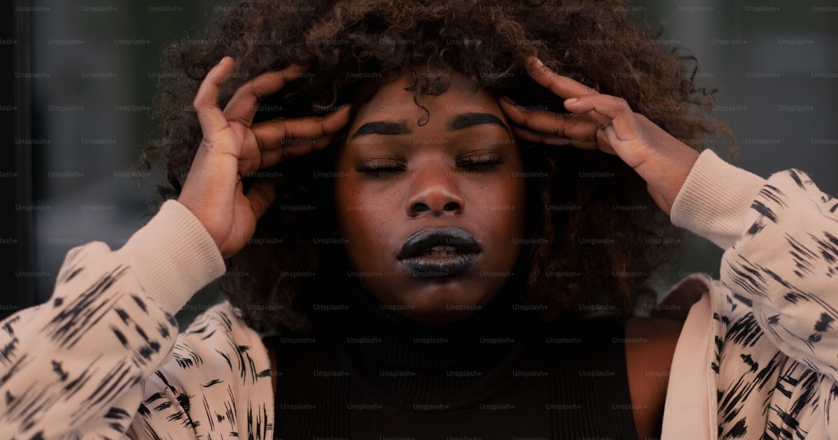 Foto Una Mujer Con Las Manos En La Cabeza Mujer De Color Imagen En