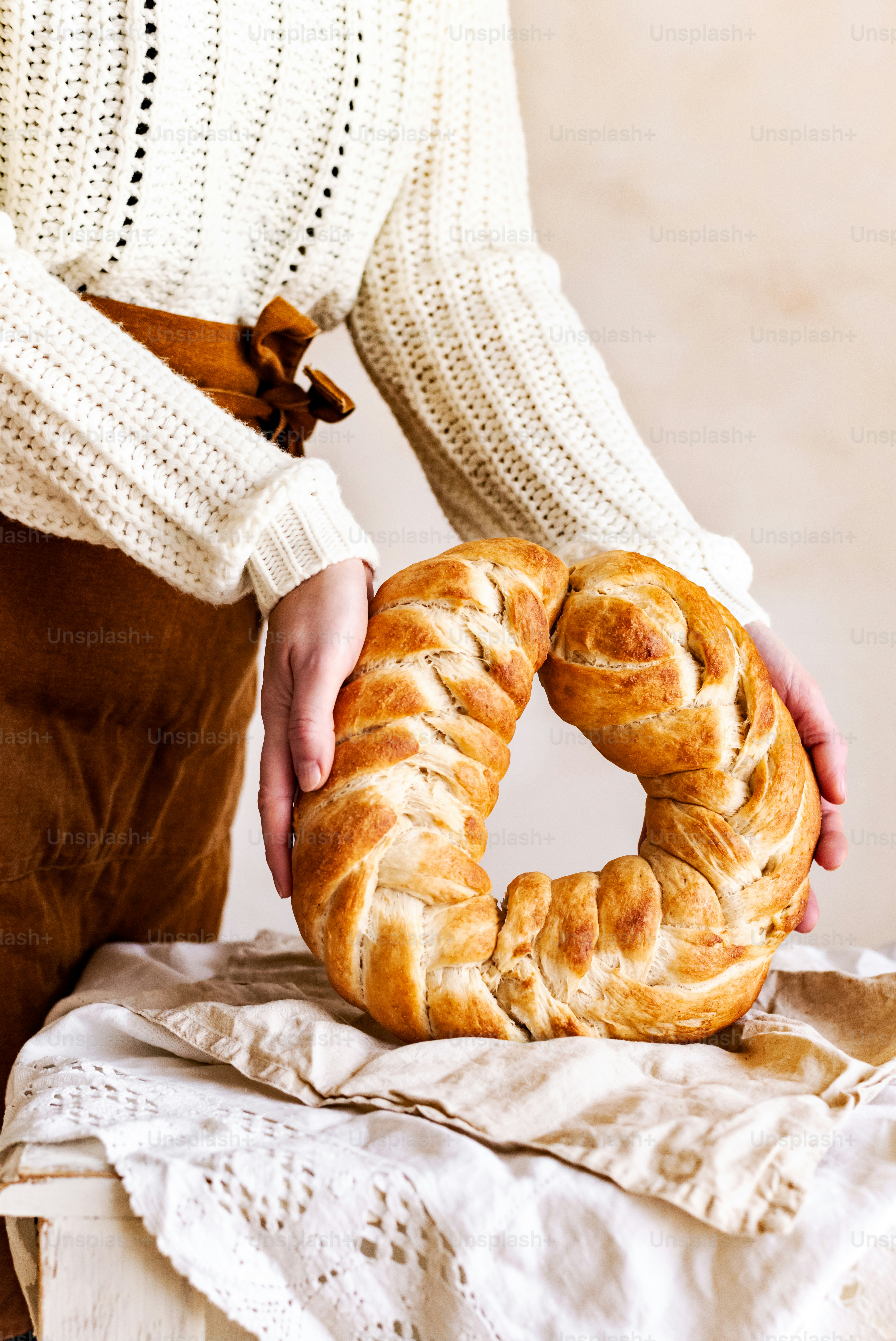 Foto Una persona sosteniendo un pedazo de pan en sus manos – Comida y ...