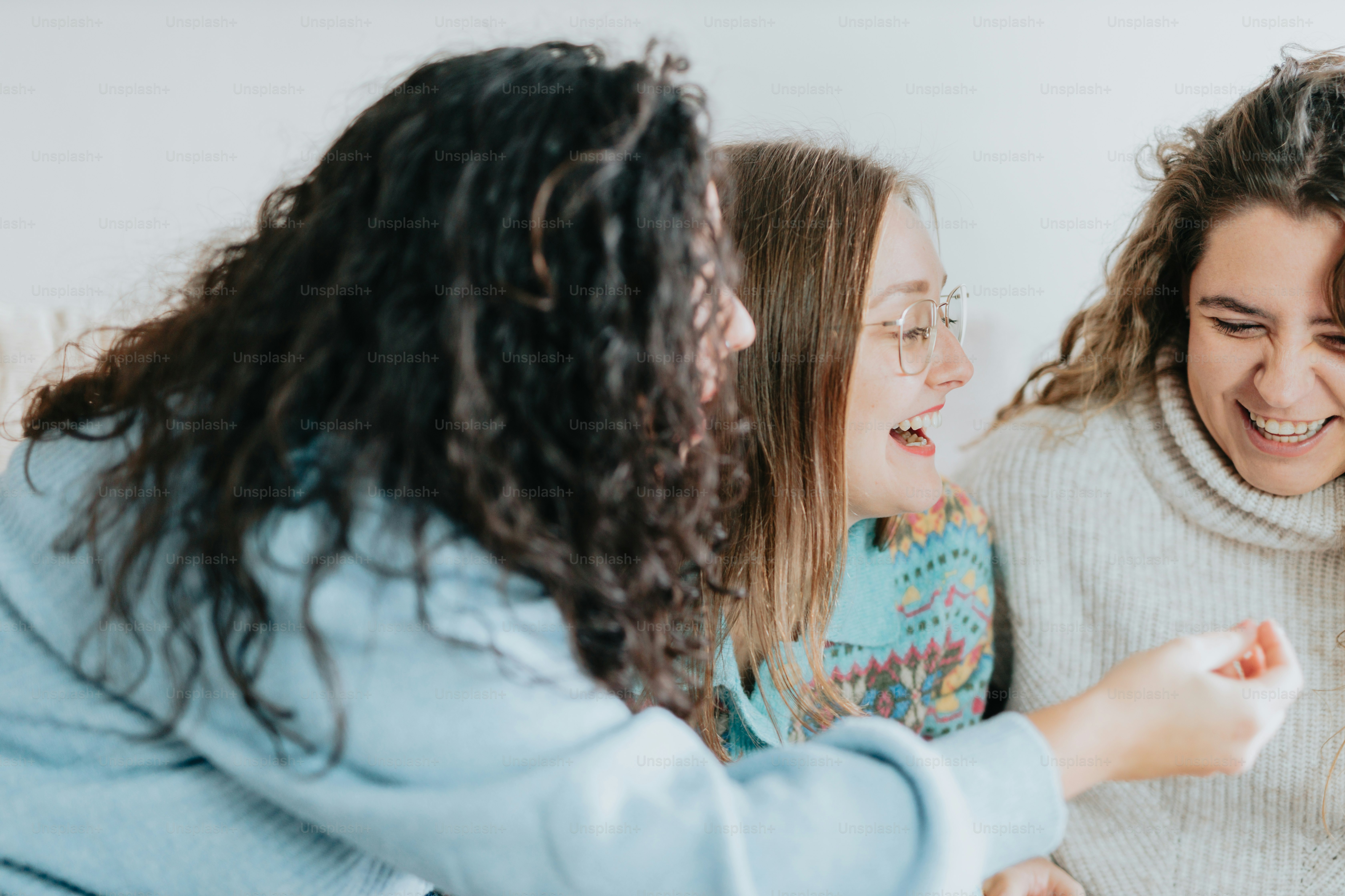 A group of young women laughing and laughing together photo – Smile ...