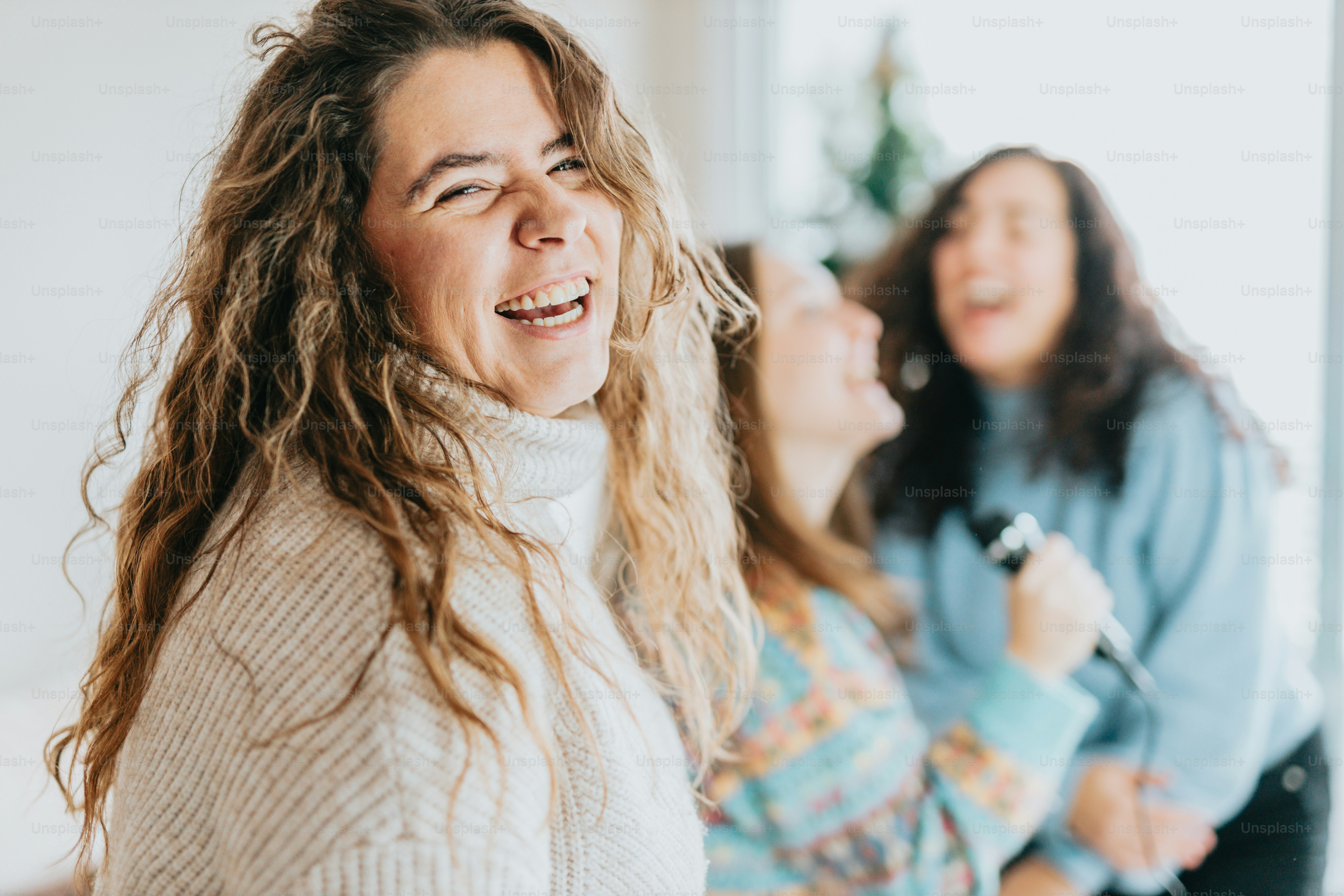 Foto duas mulheres rindo e de pé uma ao lado da outra – Imagem de Feliz ...
