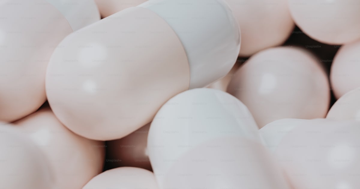 하얀 알약 더미가 서로 겹쳐져 있습니다 사진 Unsplash의 약물 치료 이미지