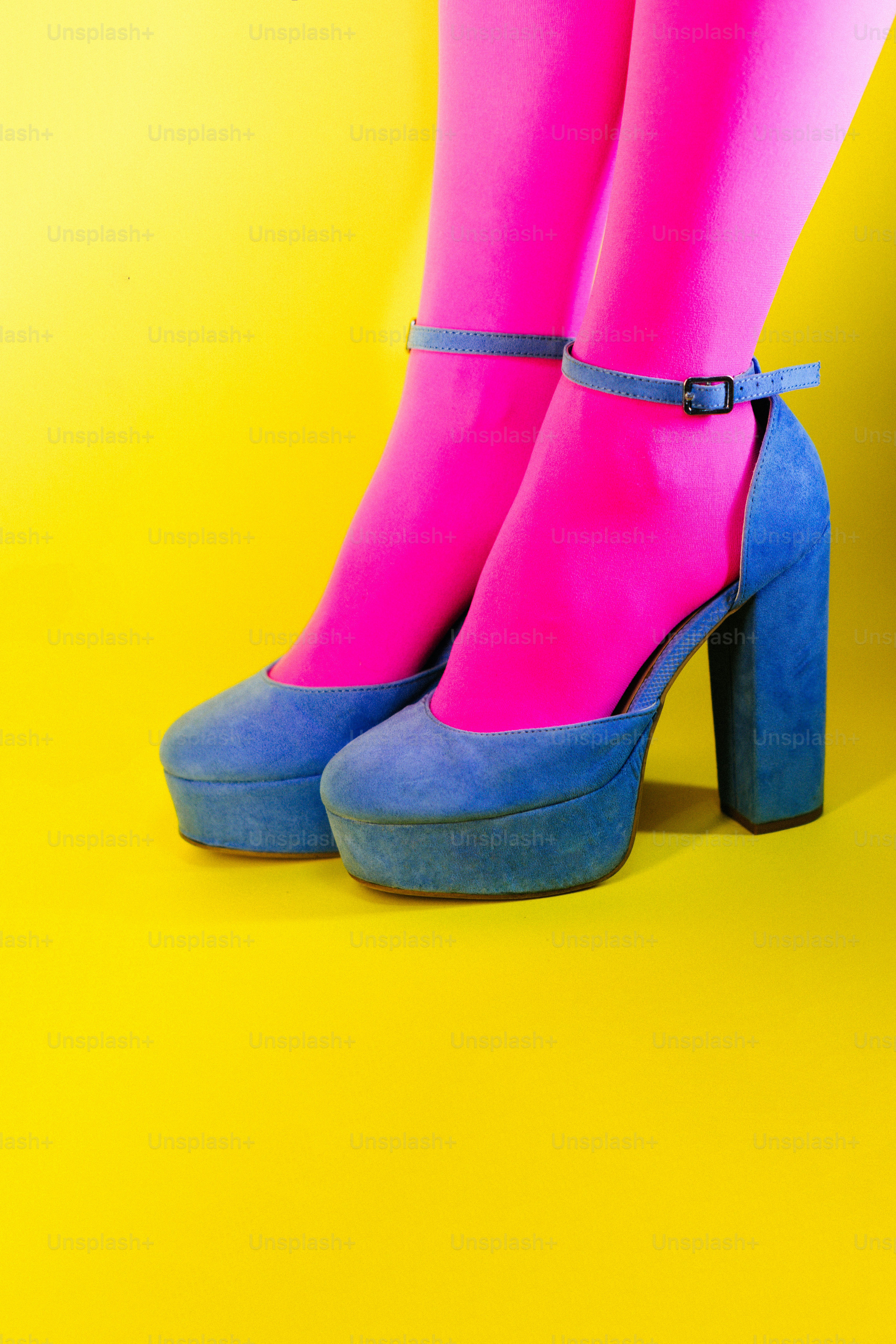 Une paire de chaussures à talons hauts roses et bleues photo ...