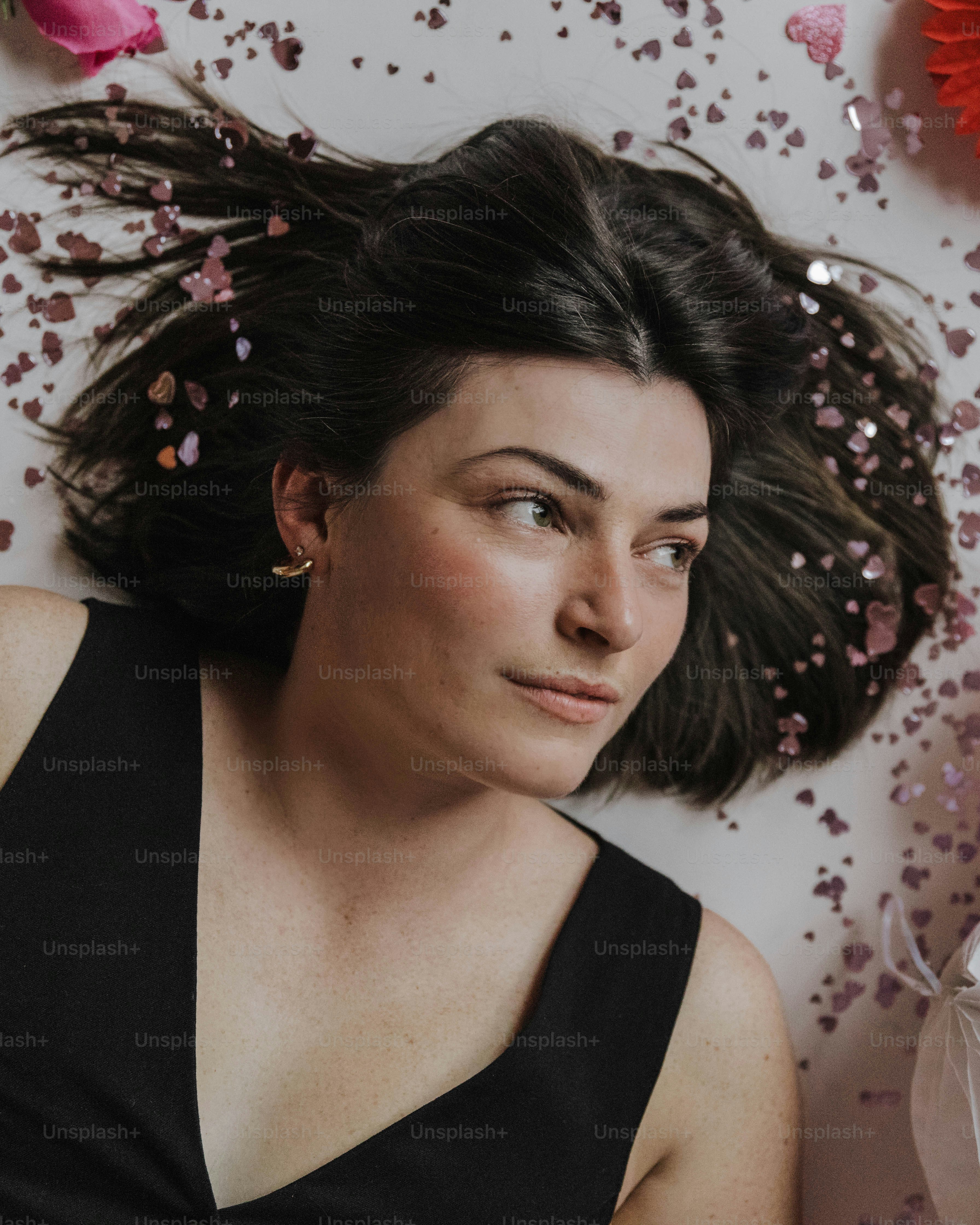 Foto Una mujer acostada con el pelo soplando en el viento – Día de San ...