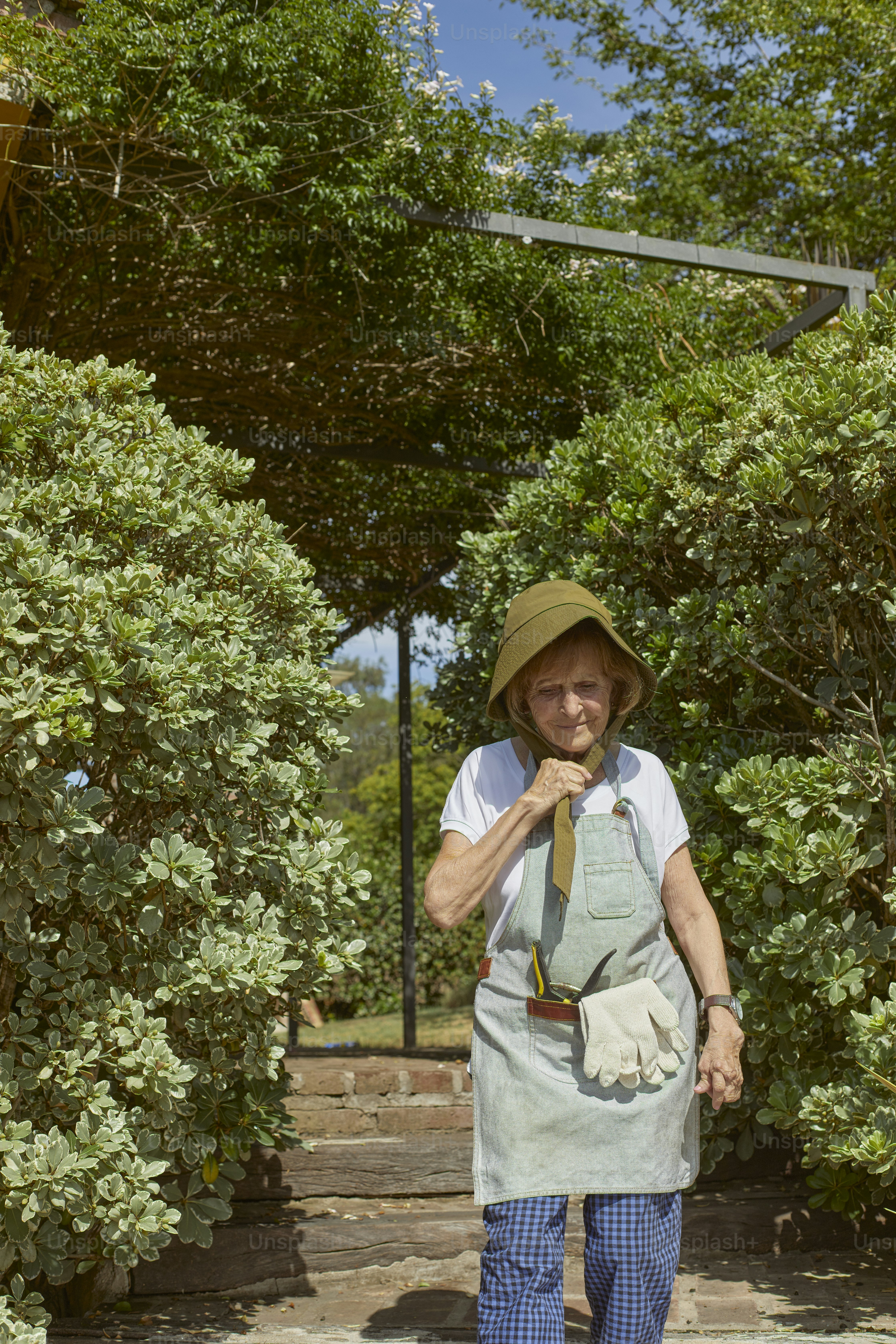 Eine Frau mit Hut und Schürze steht auf Stufen Foto – Bild zum Thema ...