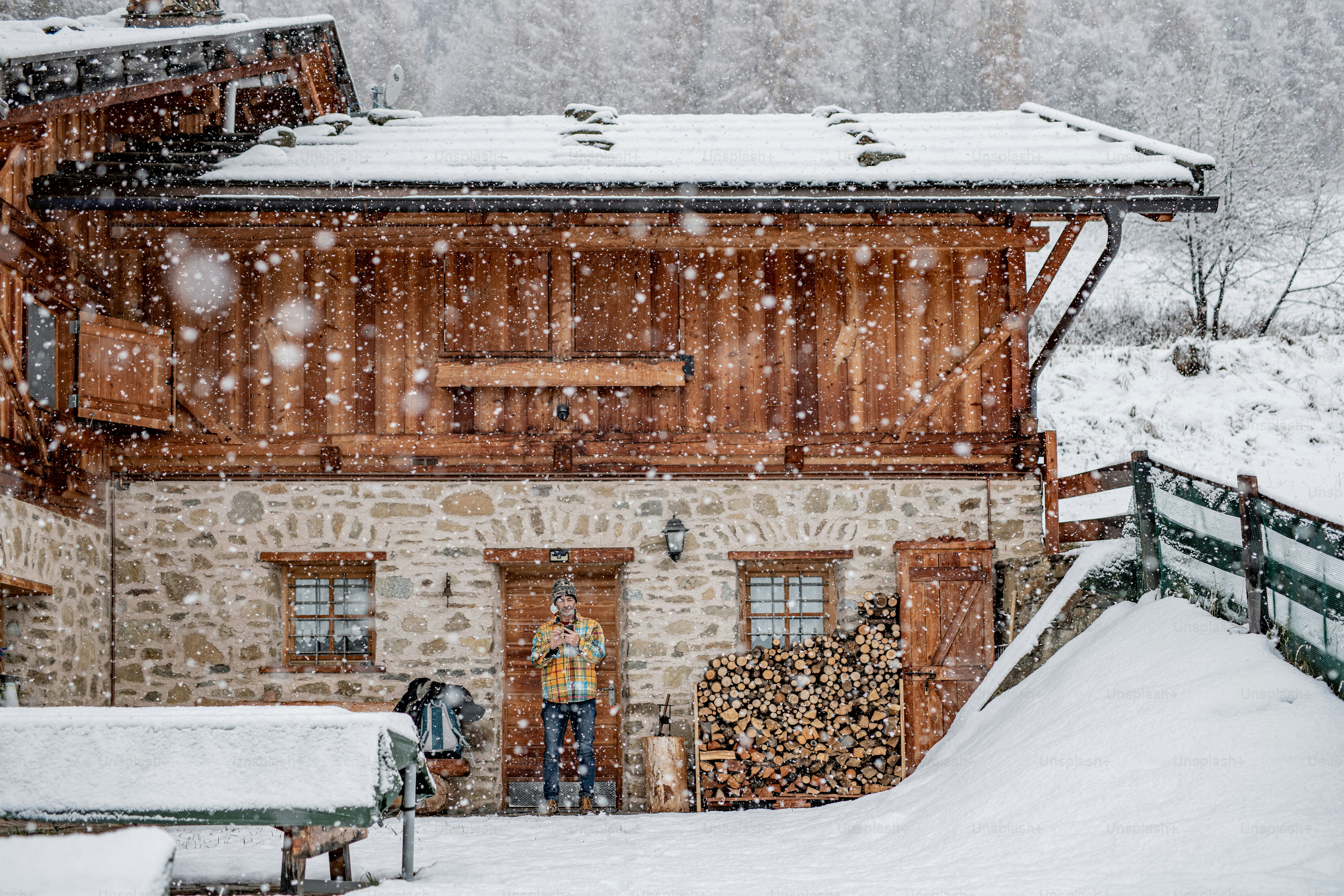 A man riding a snowboard down a snow covered slope photo – Falling snow ...