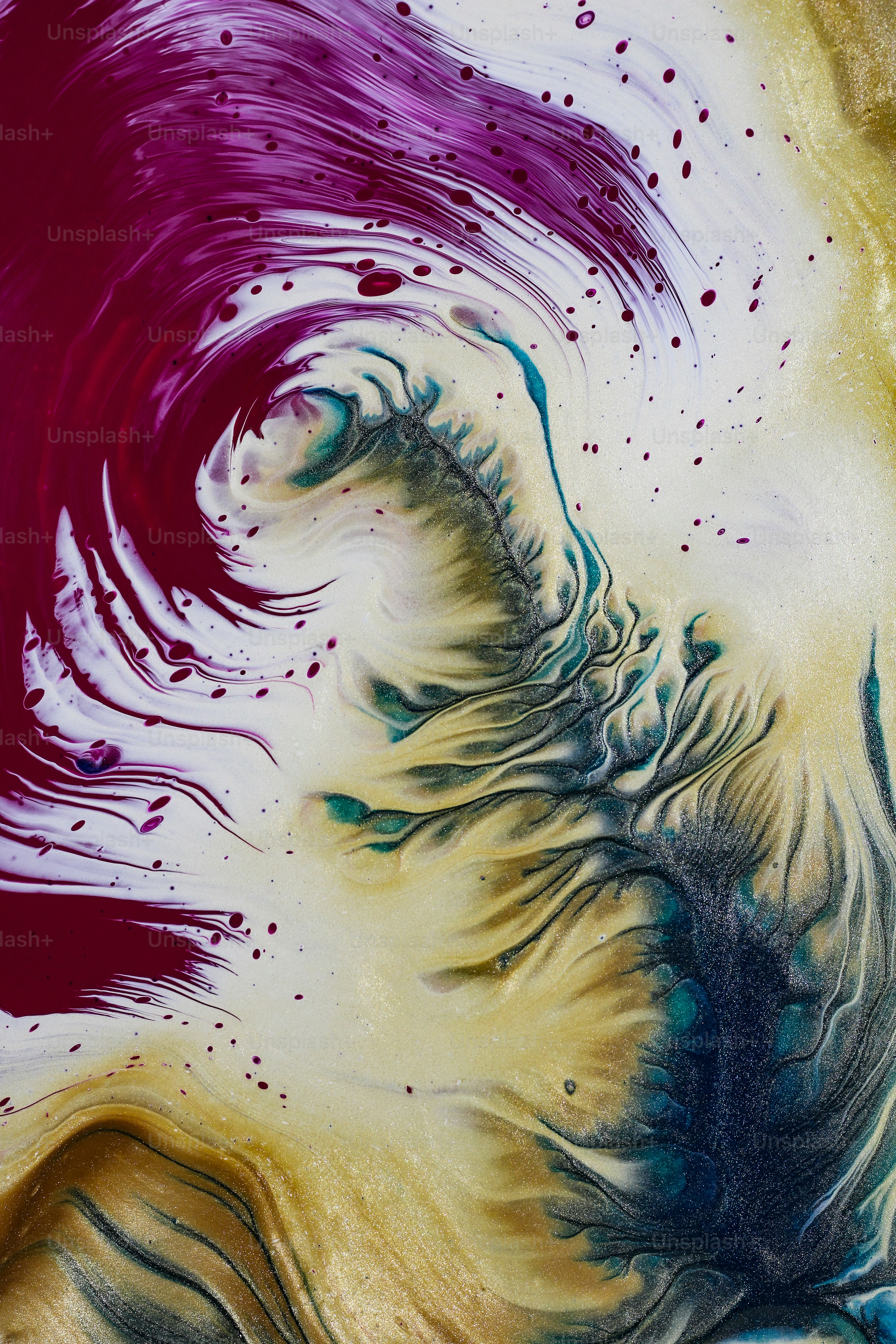 Un primer plano de una pintura abstracta con colores marrones y blancos ...