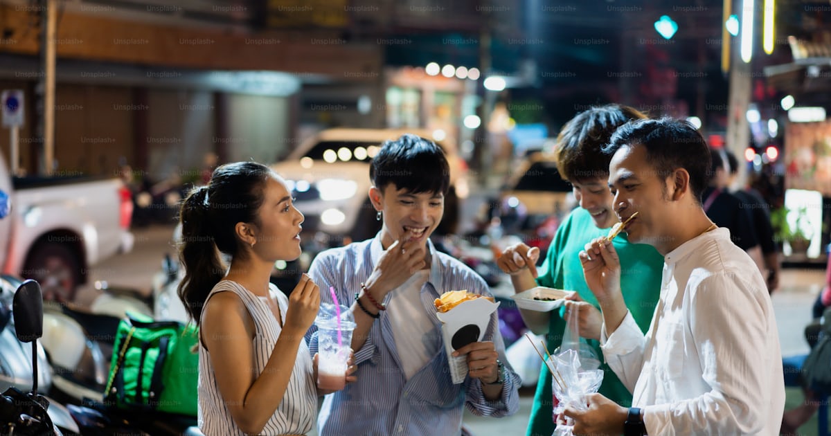 아시아 사람들은 태국 길거리 음식 저녁을 먹고 있습니다 거리 식사 사진 Unsplash의 우정 이미지