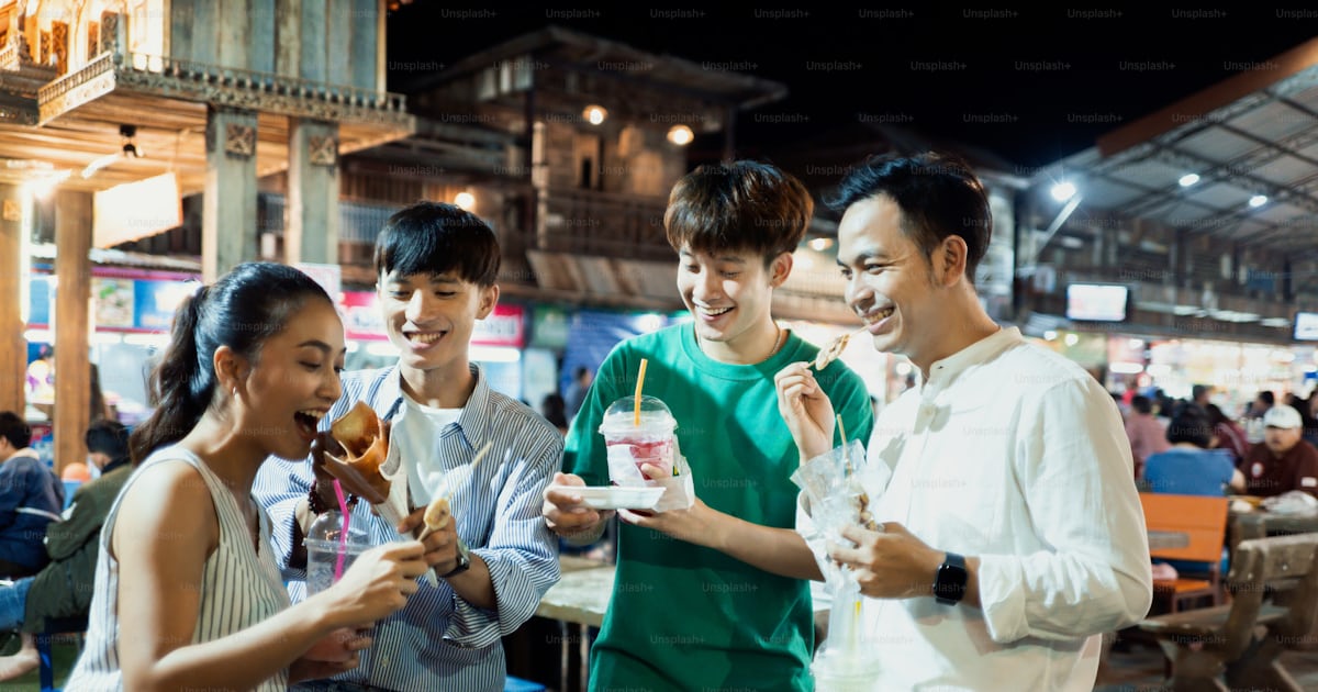 아시아 사람들은 태국 길거리 음식 저녁을 먹고 있습니다 거리 식사 사진 Unsplash의 인도 요리 길거리 음식 이미지