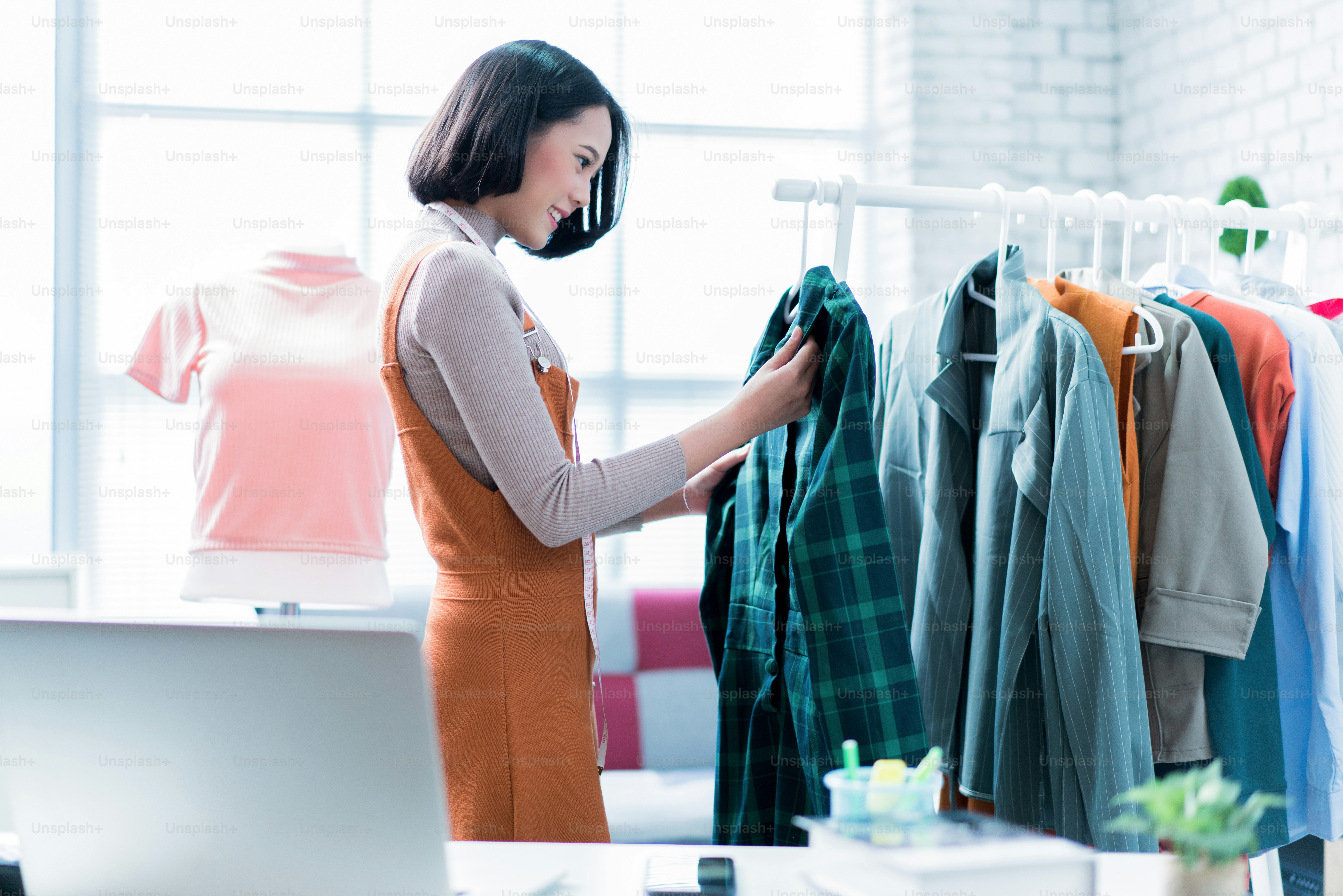 Las vendedoras en línea están vendiendo ropa. A través de la red social ...