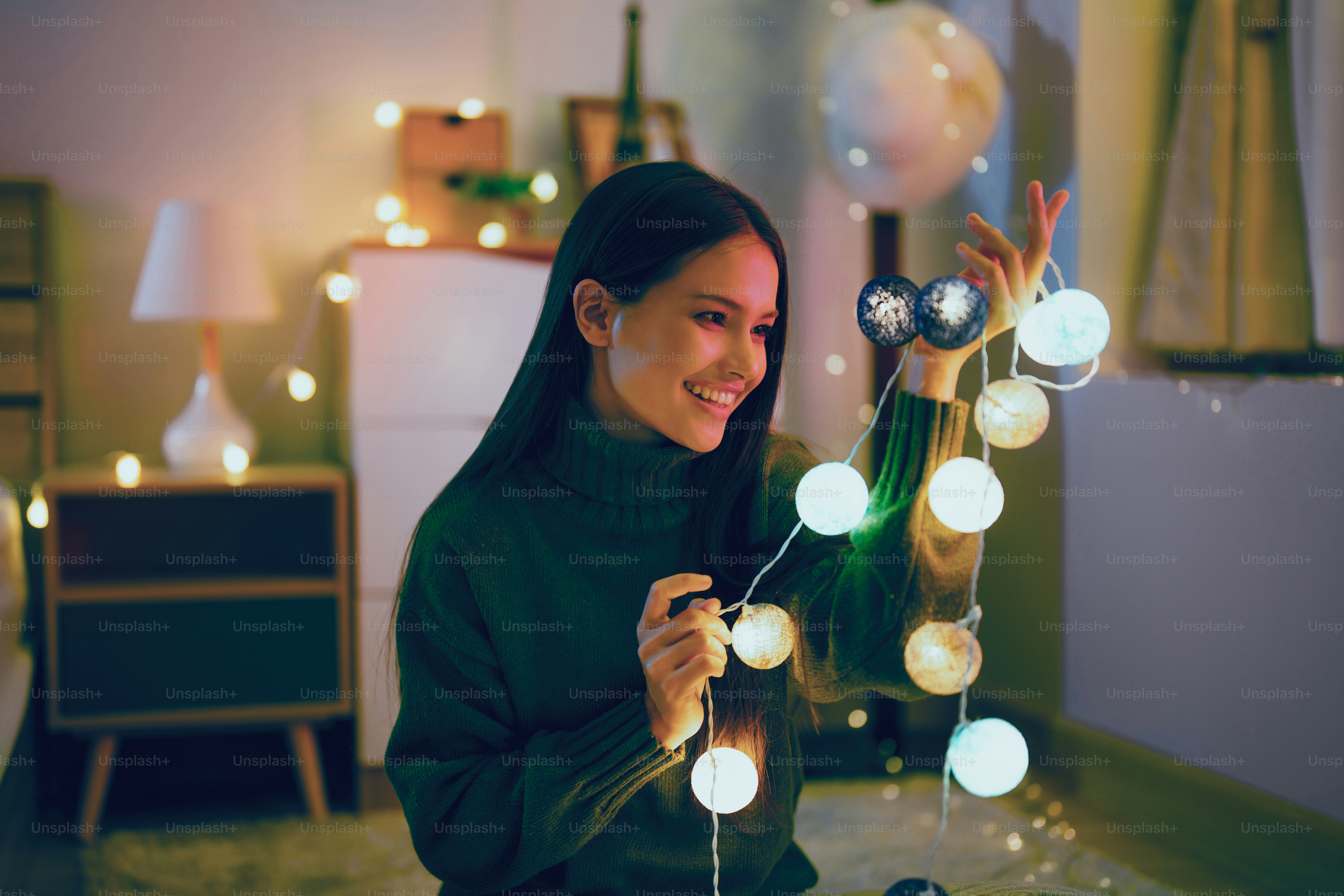 Mujer asiática quedarse sola en casa está jugando con luces foto – Imagen de Haciendo ejercicio ...