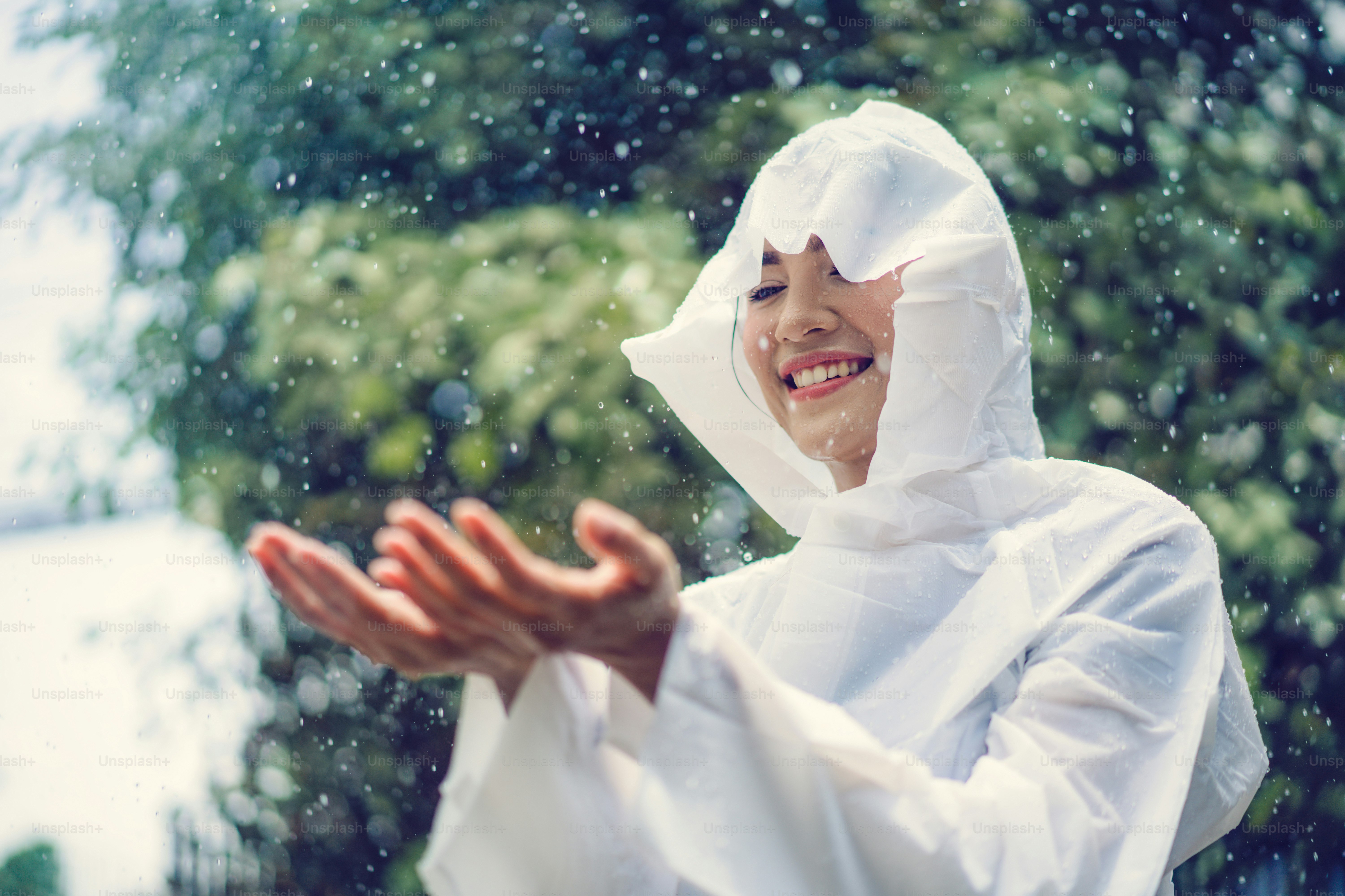 Asian woman she is happy on a rainy day. photo – Beauty Image on Unsplash