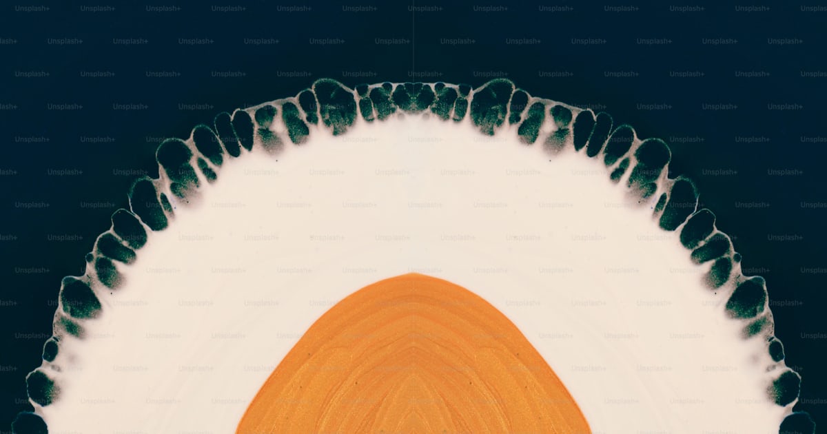 파란색 배경에 흰색과 주황색 접시 사진 Unsplash의 추상적인 이미지