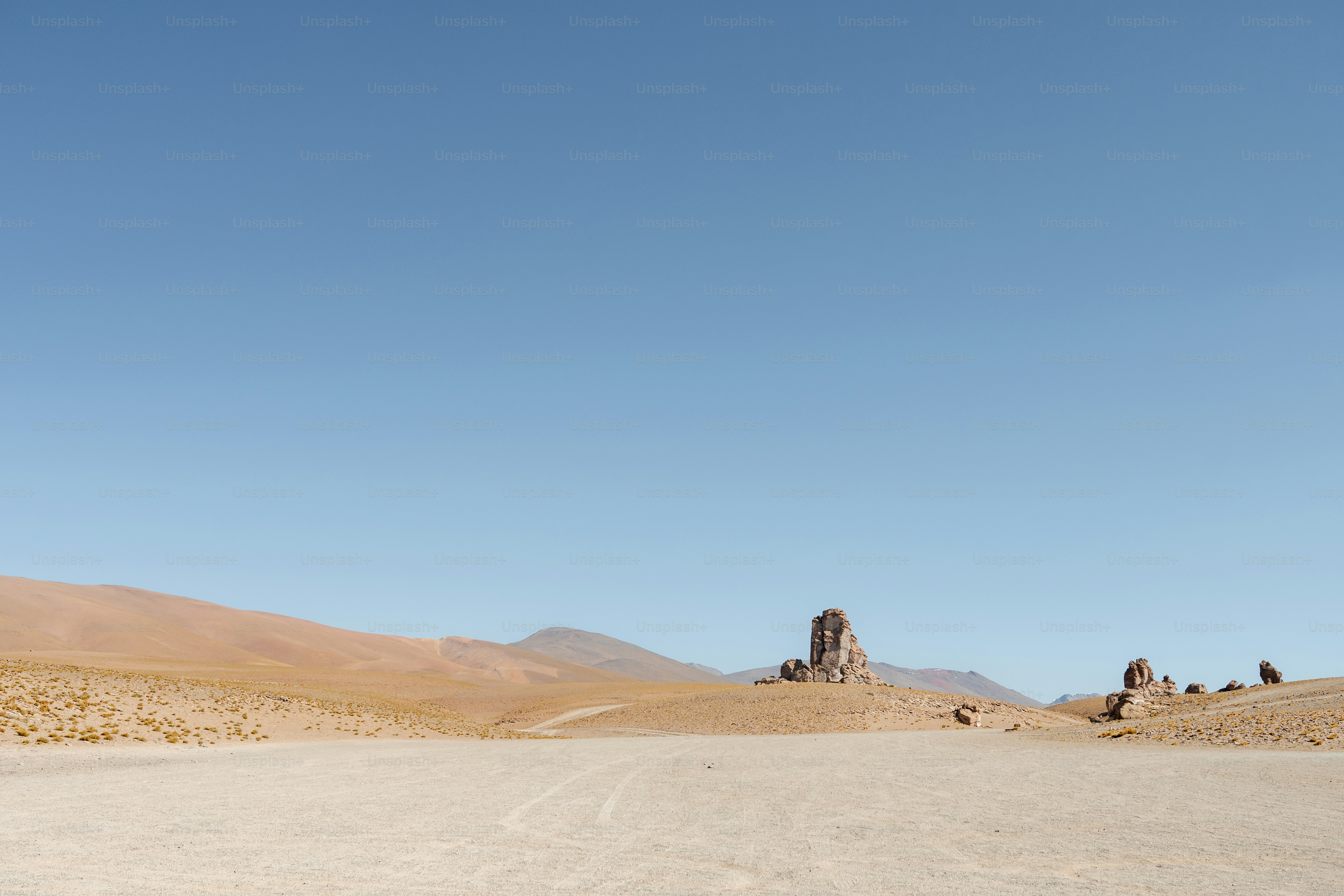 Un chemin de terre au milieu d’un désert photo – Ciel uni Photo sur ...