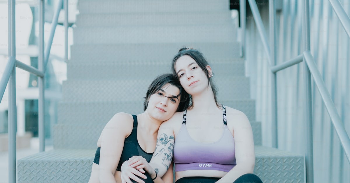 Deux Femmes Assises Sur Les Marches Dun Immeuble Photo Des Sports