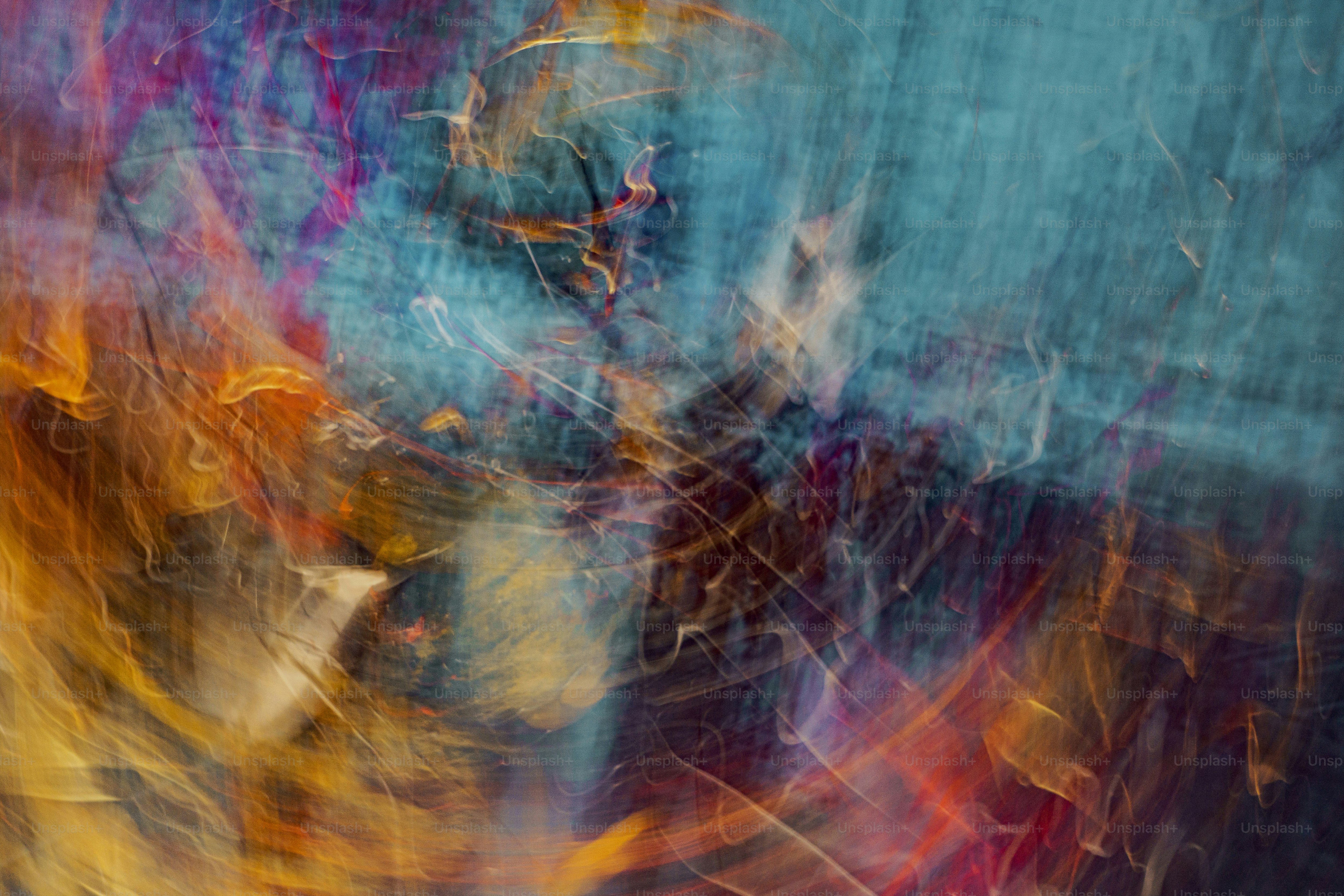 Une image floue d’une personne avec un téléphone cellulaire photo ...