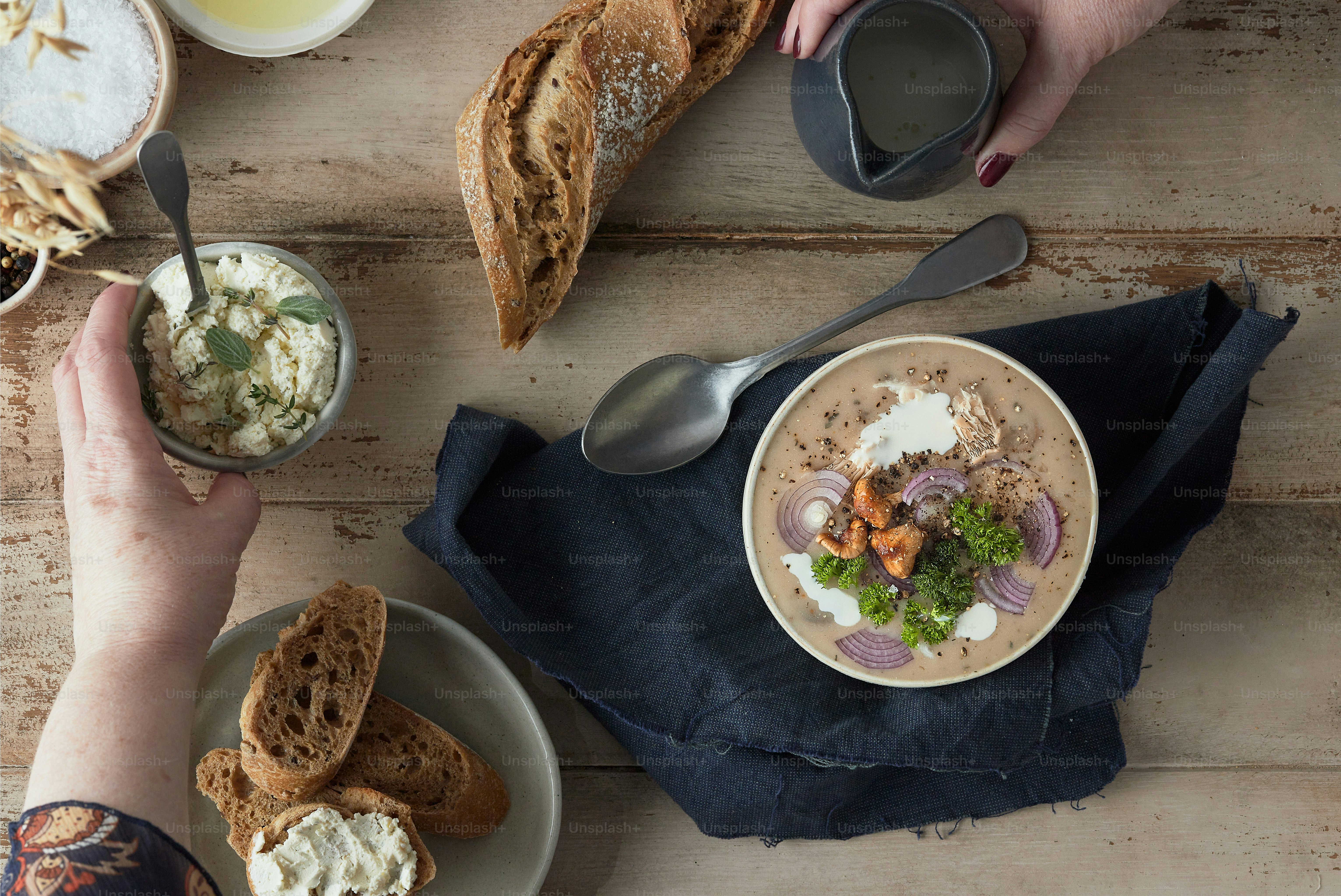 Foto Una persona comiendo un plato de comida en una mesa – Alimentaban ...