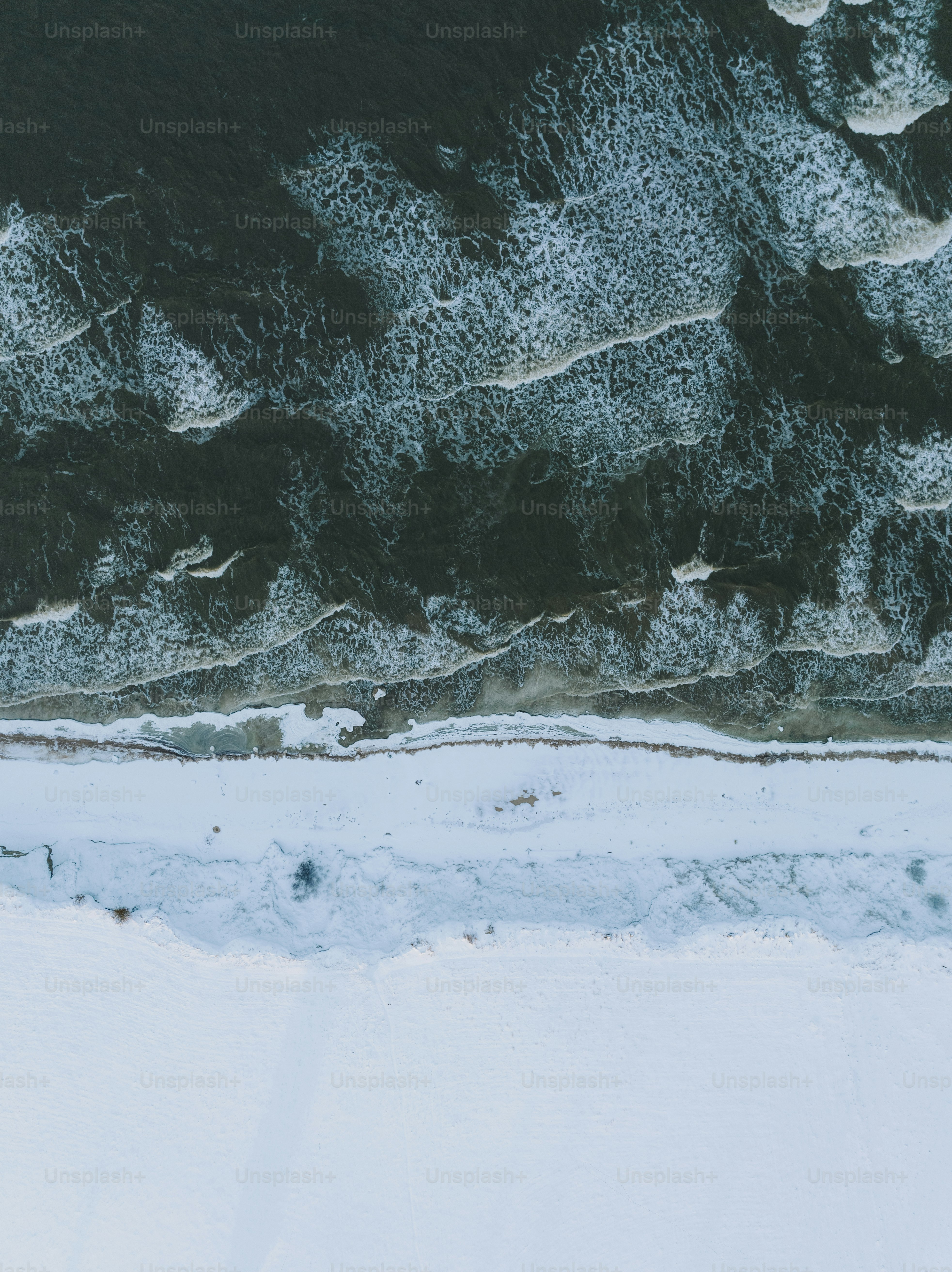 An aerial view of a snow covered beach photo – Snow Image on Unsplash