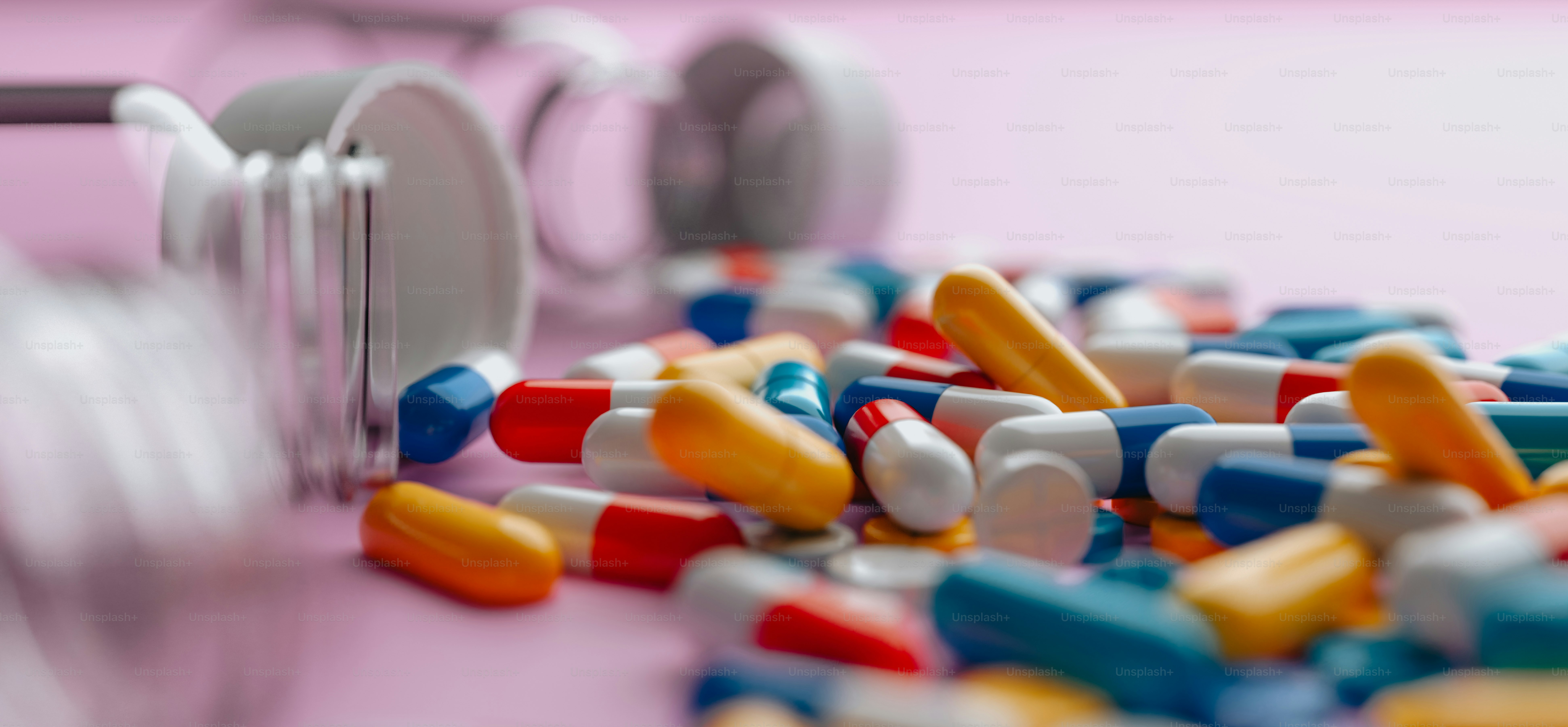 Foto Un montón de pastillas encima de una mesa – Antecedentes Imagen en ...