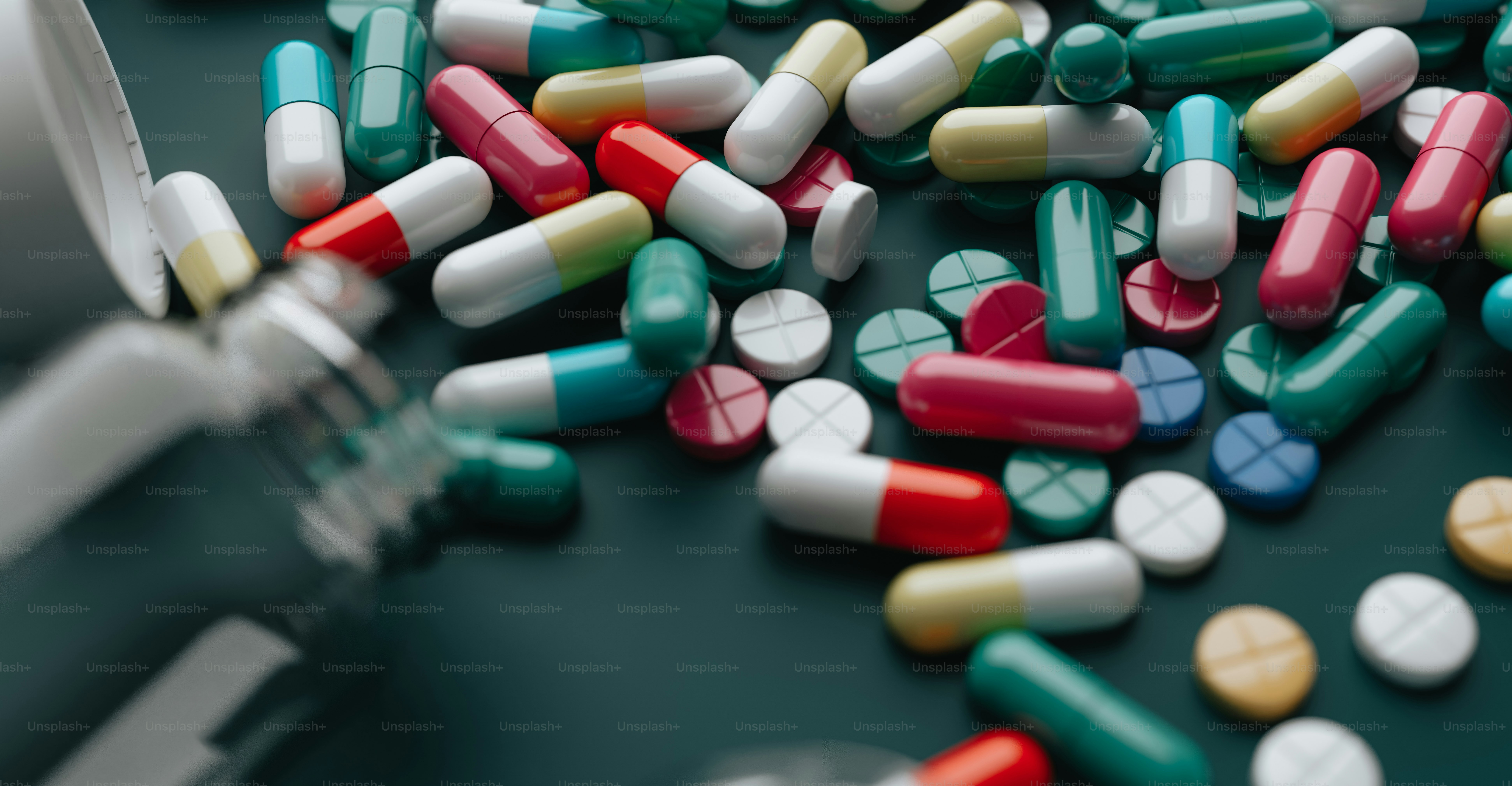 Foto Un montón de pastillas y un frasco de pastillas – Protector de ...