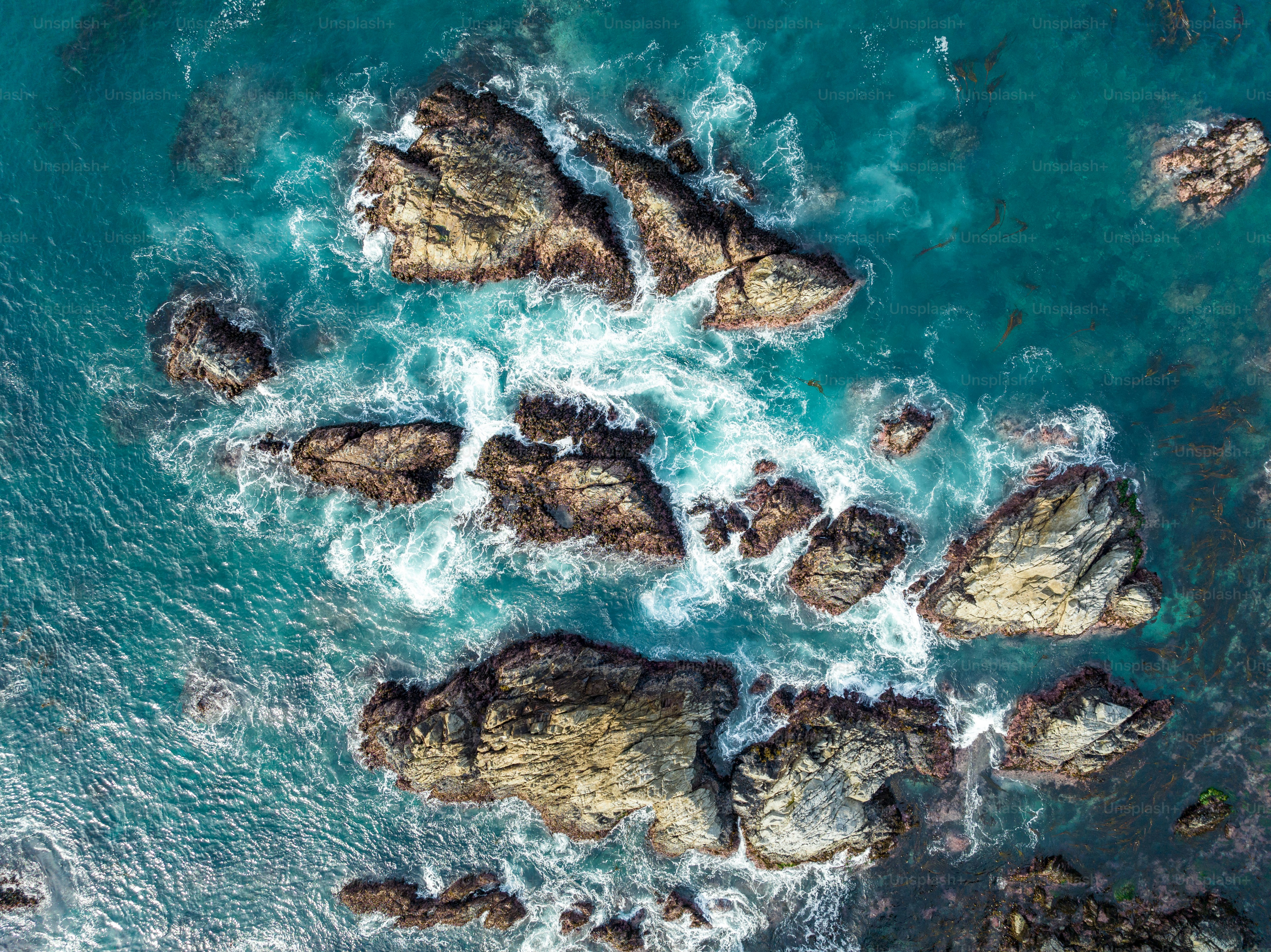 A bird's eye view of the ocean and rocks photo – Pacific Image on Unsplash