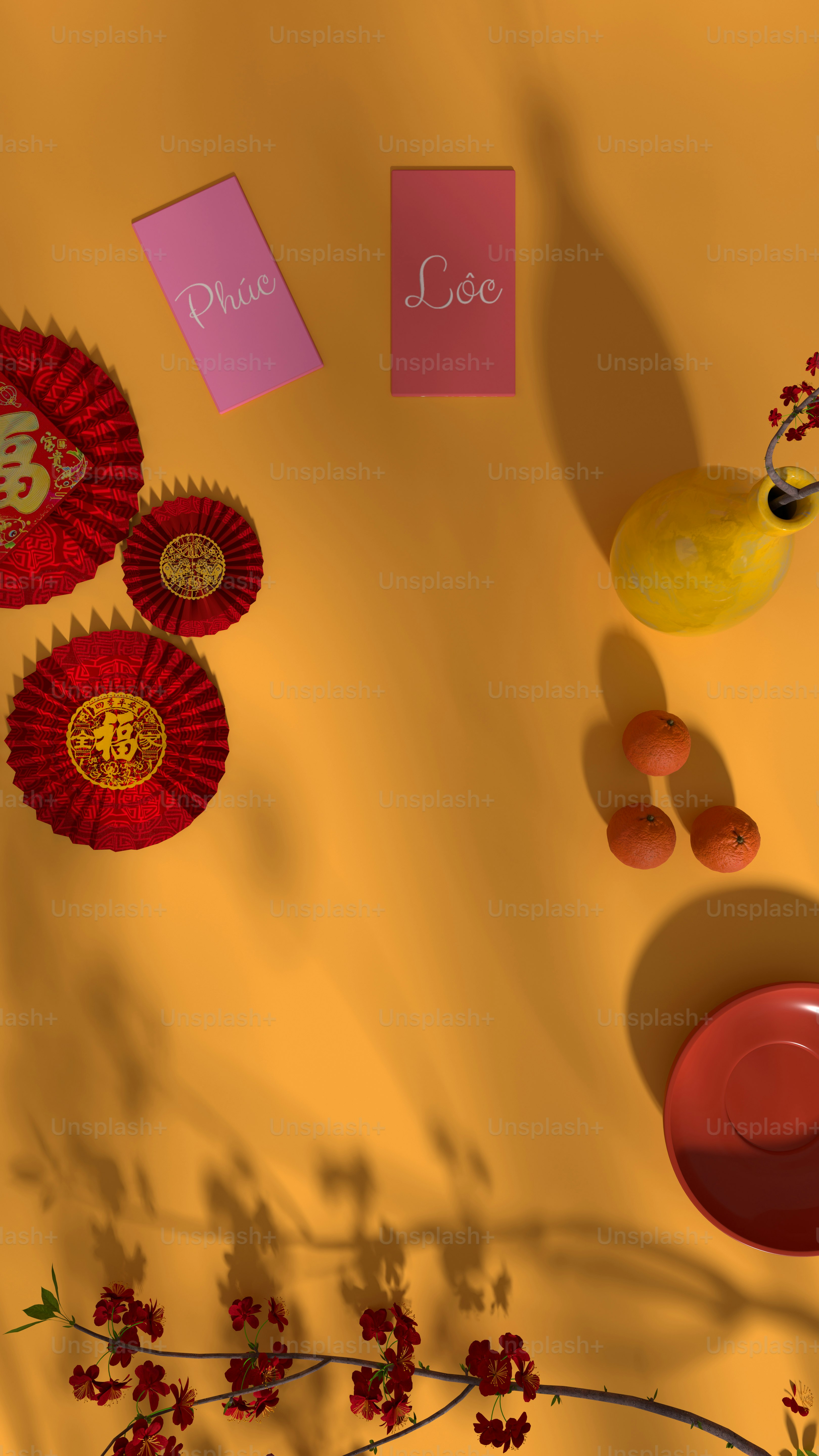 Une table surmontée d’objets rouges et jaunes photo – Nouvel An chinois ...