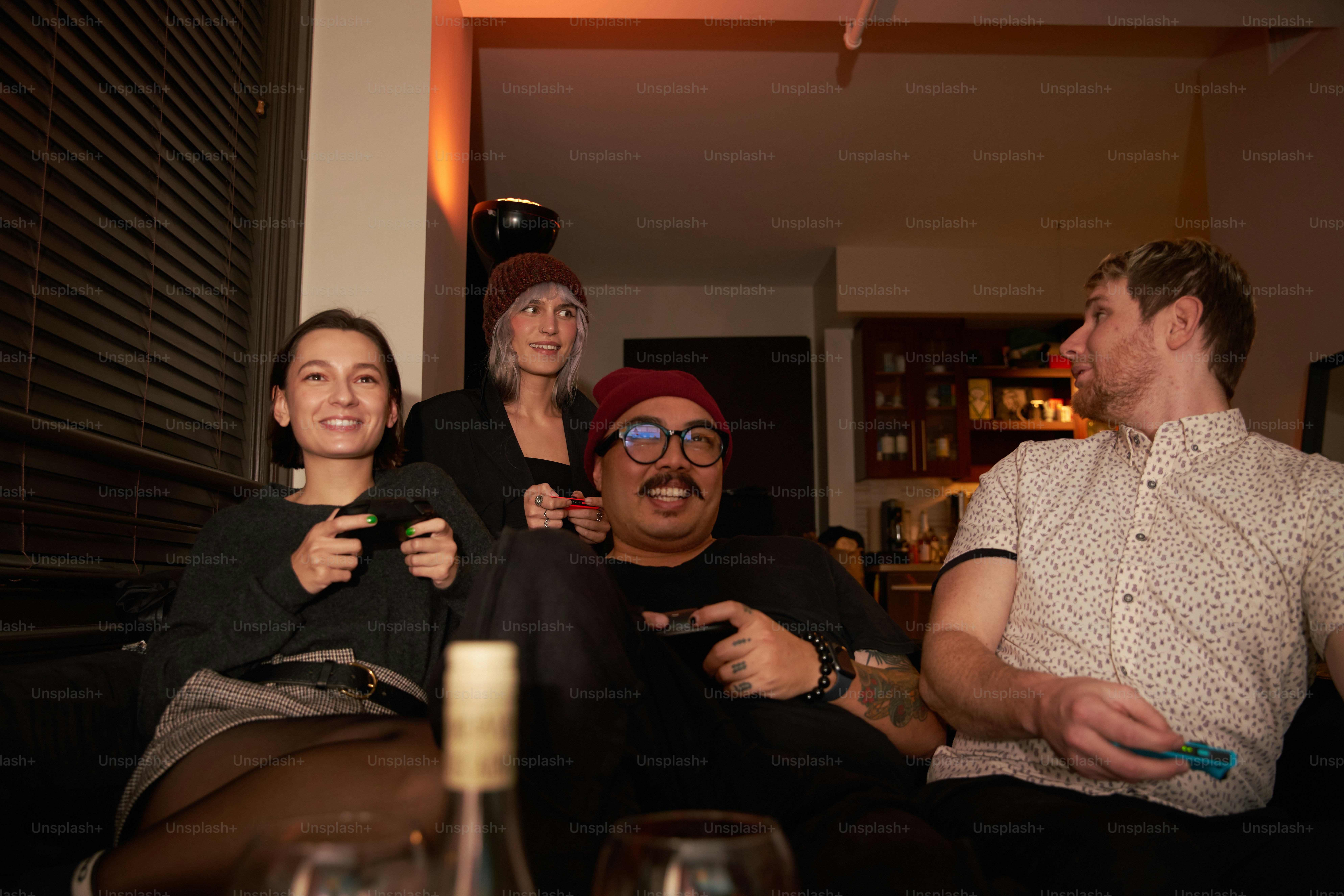 Un groupe de personnes assises les unes à côté des autres photo ...