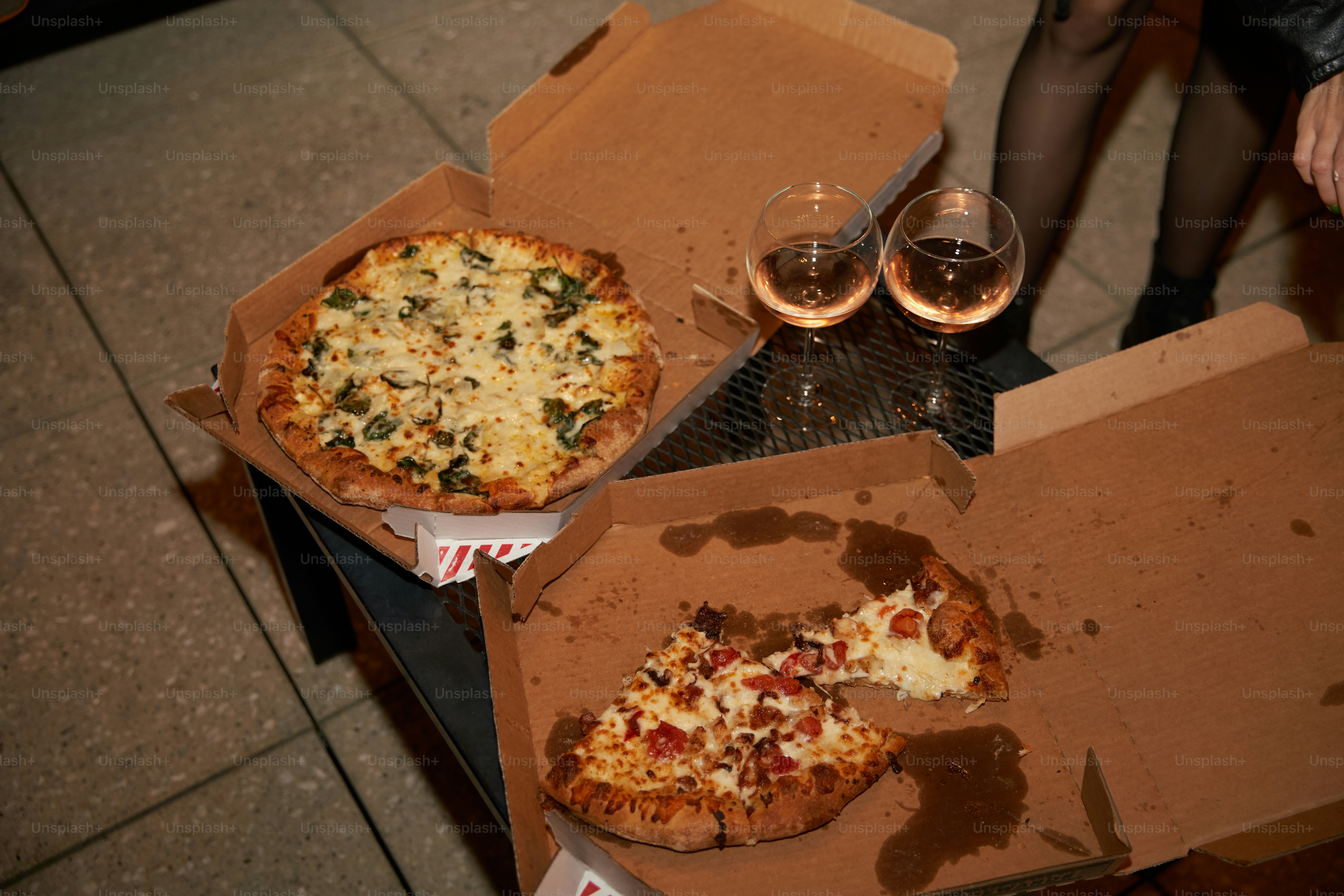 Quelques pizzas qui sont sur une table photo – Pizza Photo sur Unsplash