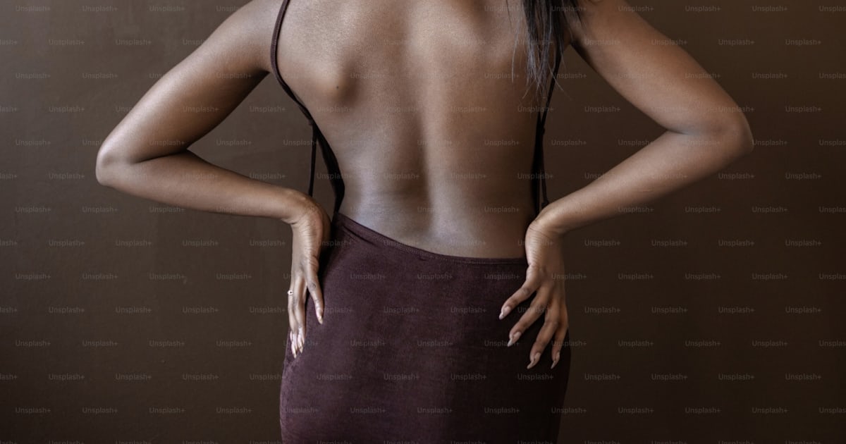 카메라에 등을 대고 있는 여자 사진 Unsplash의 인스타그램 모델 이미지
