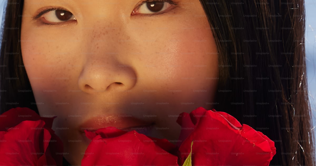 長い黒髪の女性がバラを口にくわえるの写真 花 Unsplashの写真
