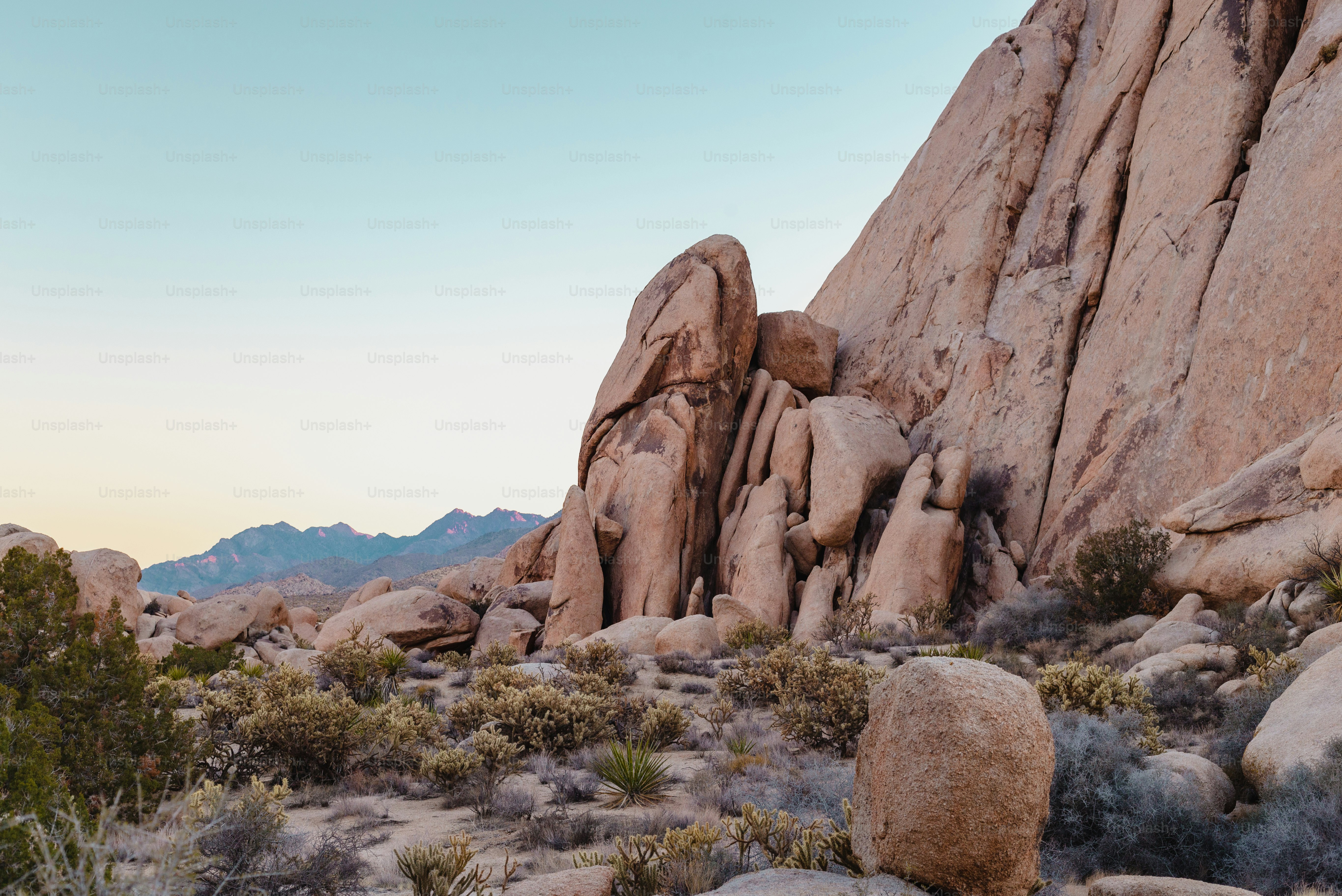 Une grande formation rocheuse au milieu d’un désert photo – Désert de ...