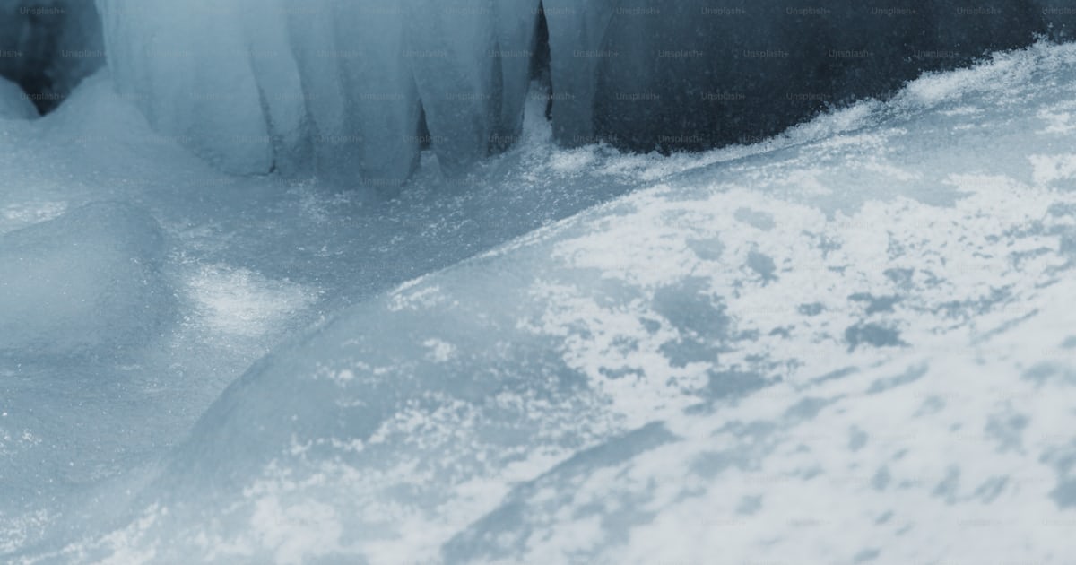 地面の雪と氷のクローズアップの写真 自然 Unsplashの写真