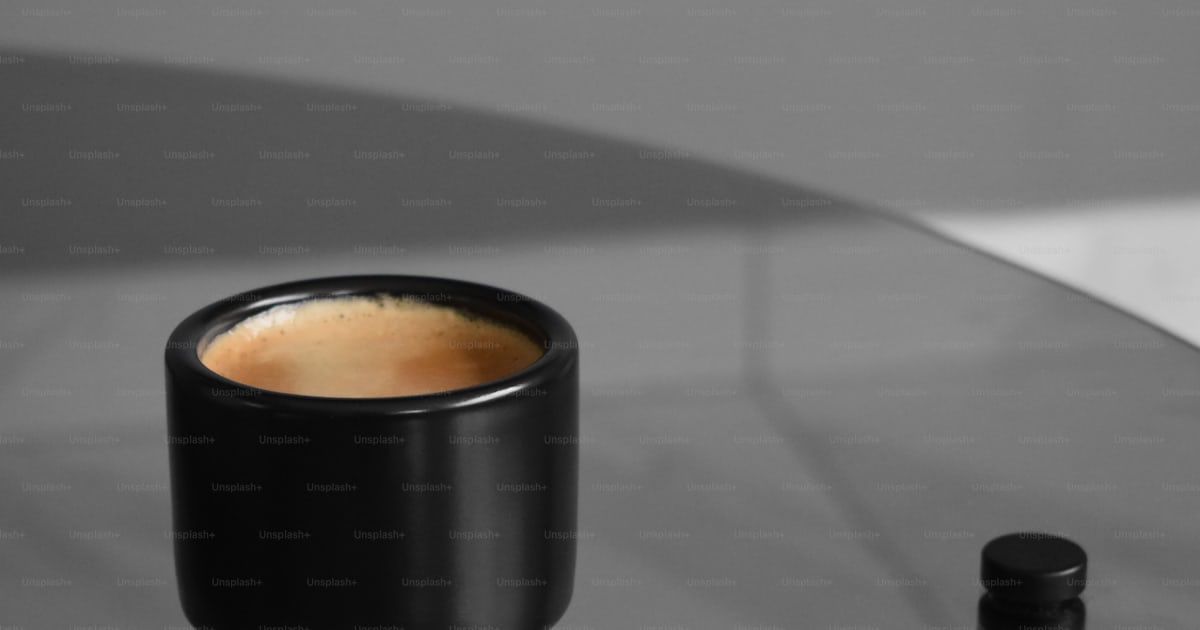 Une Tasse De Café Posée Sur Une Table En Verre Photo Coupe Photo Sur