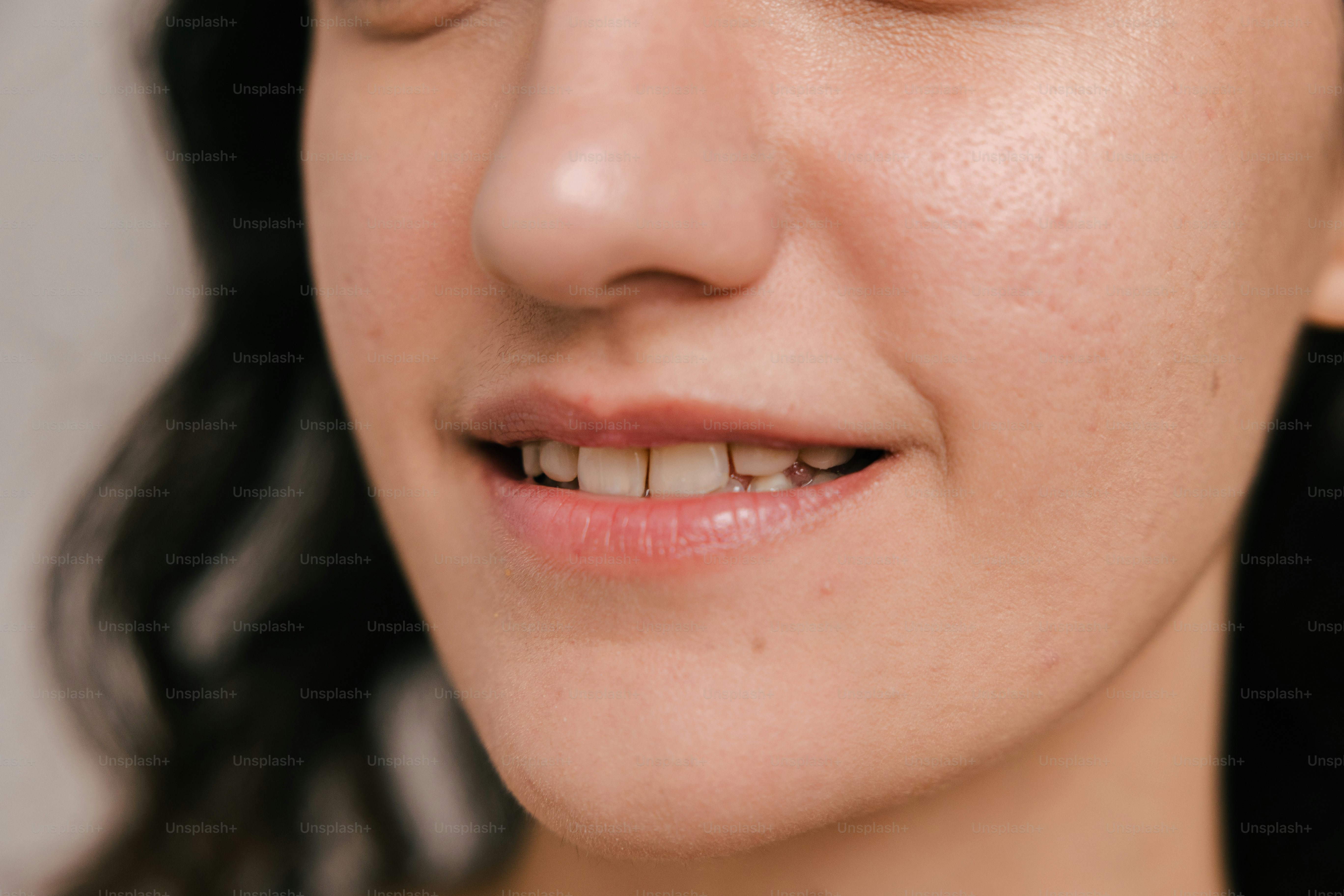 A close up of a person brushing their teeth photo – Dental Image on ...