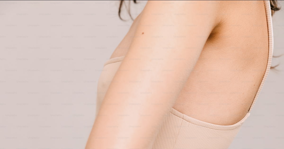 황갈색 바디수트를 입은 여성이 사진을 위해 포즈를 취하고 있다 사진 Unsplash의 허벅다리 이미지