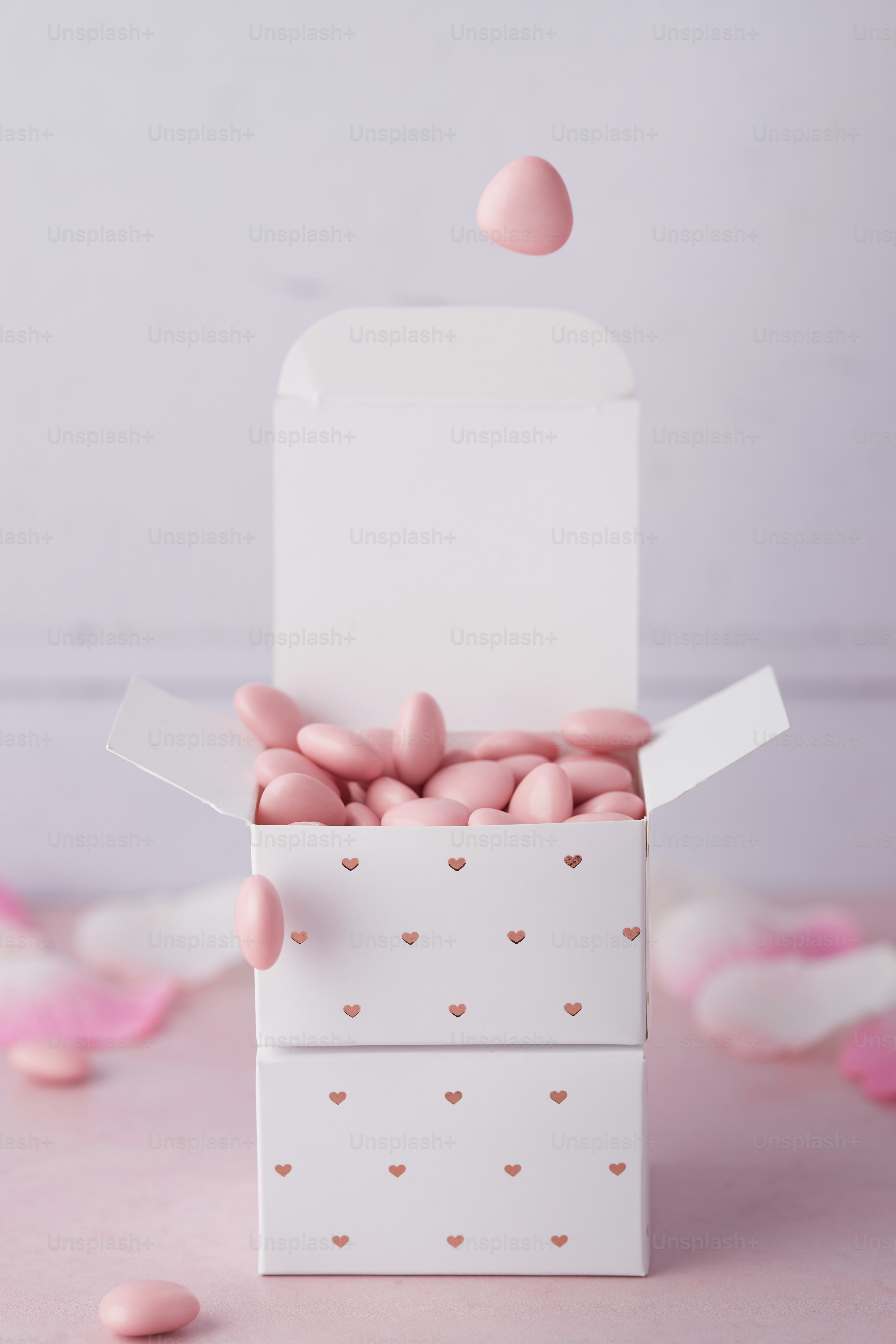 Eine weiße Box gefüllt mit rosa Bonbonherzen Foto – Bild zum Thema ...
