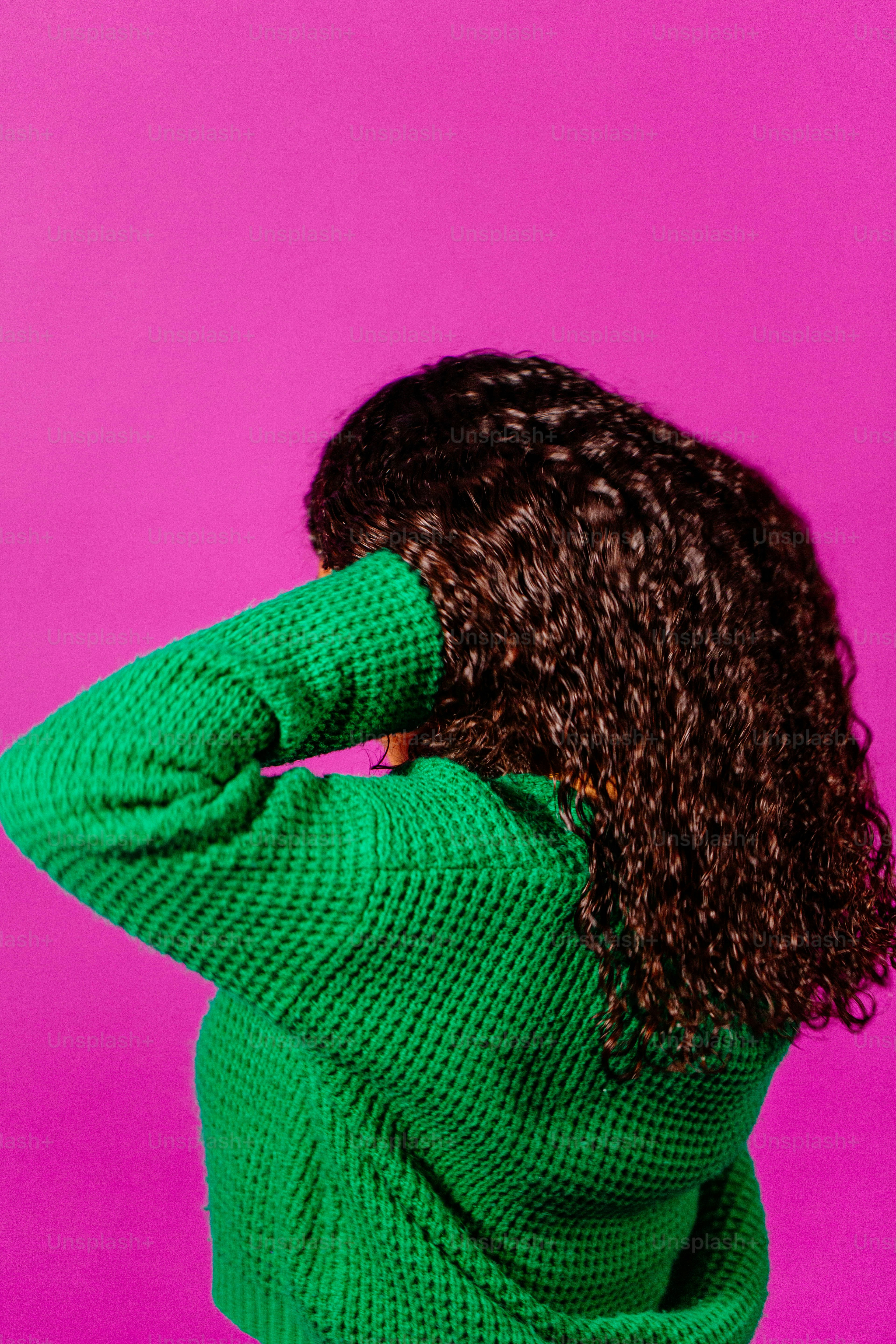 Foto Una mujer con cabello rizado con un suéter verde – Persona Imagen ...