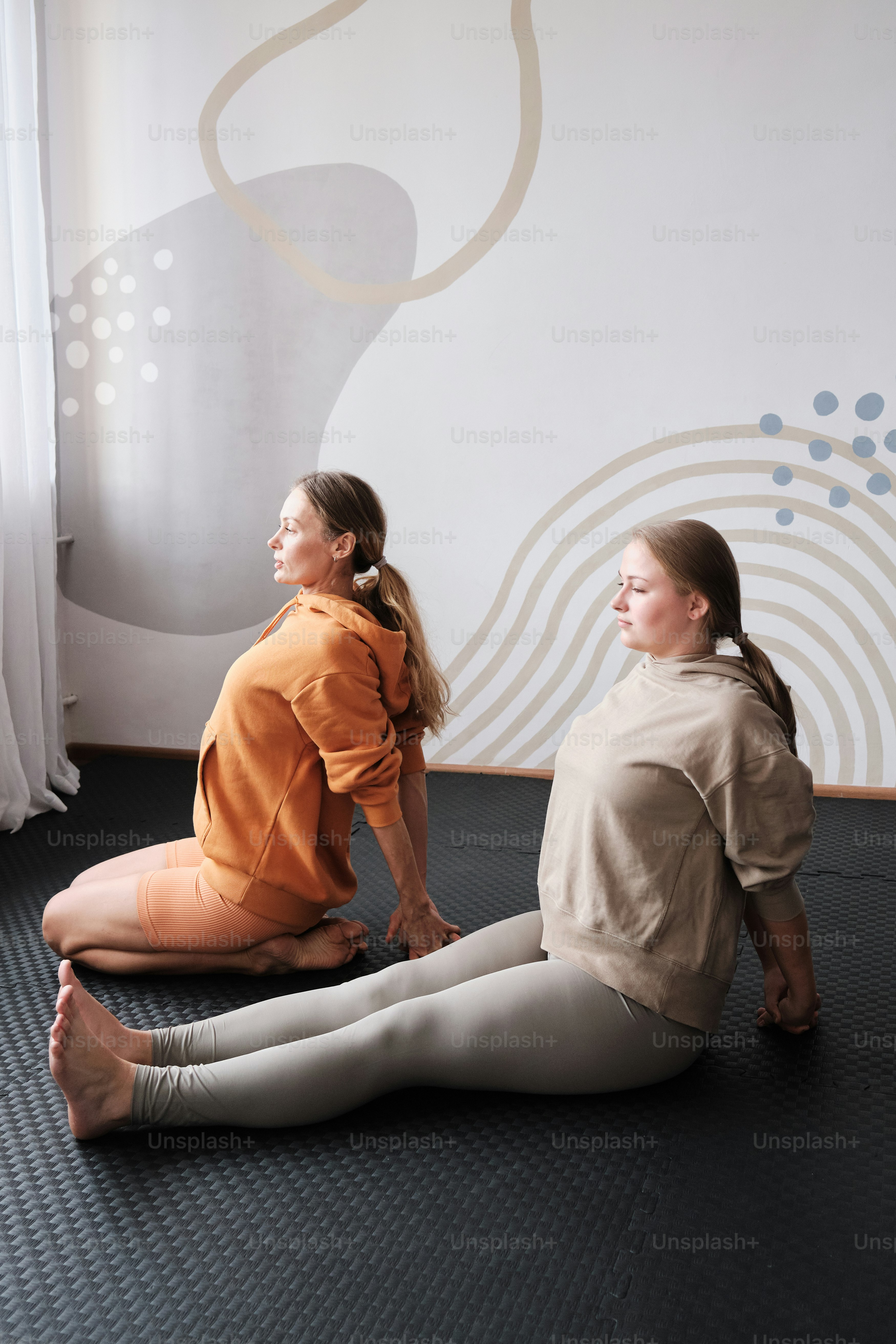 Foto Dos mujeres sentadas en el suelo en una pose de yoga – Mujer ...