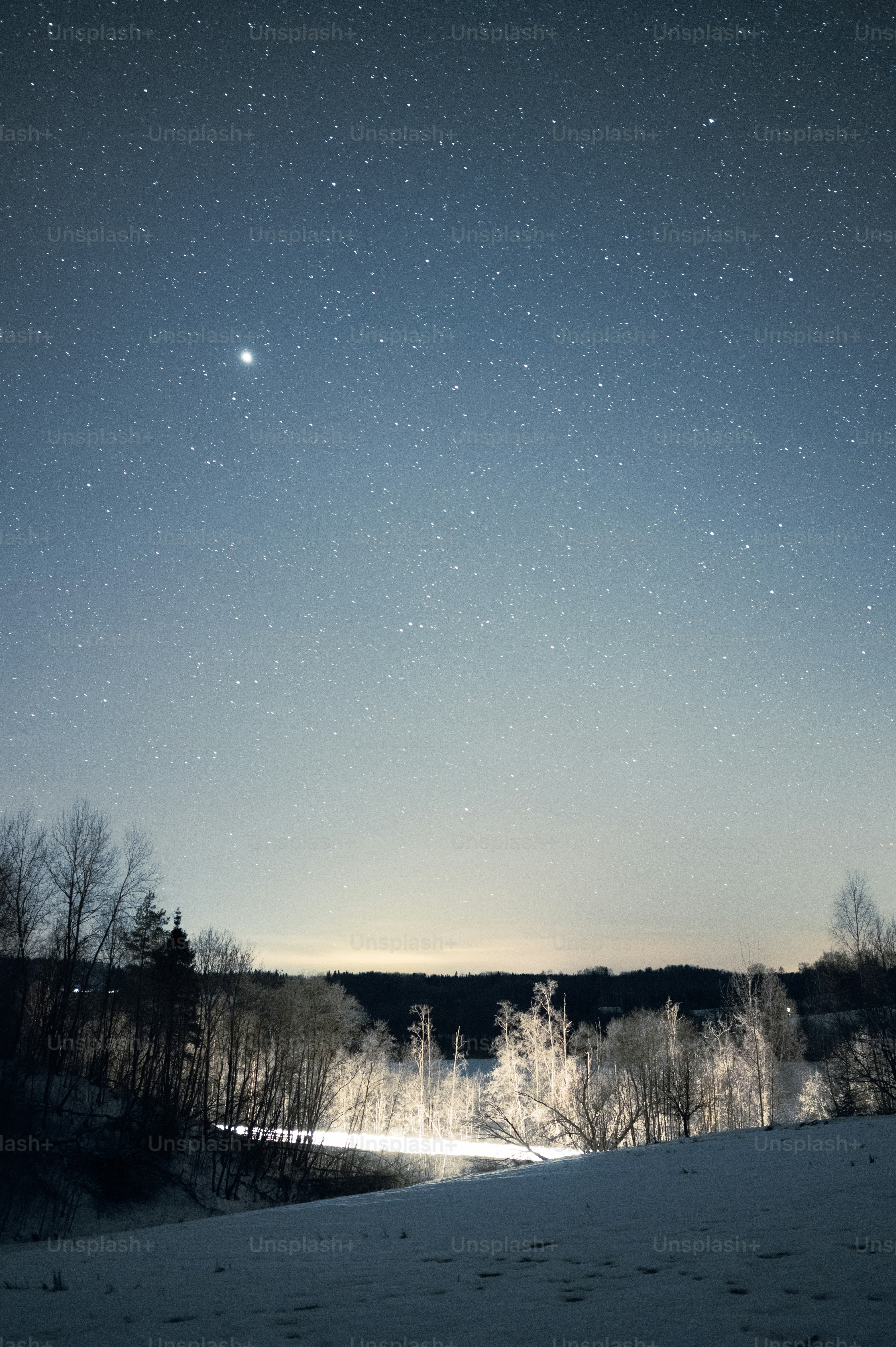 The night sky with stars above a snowy field photo – 星空 Image on Unsplash