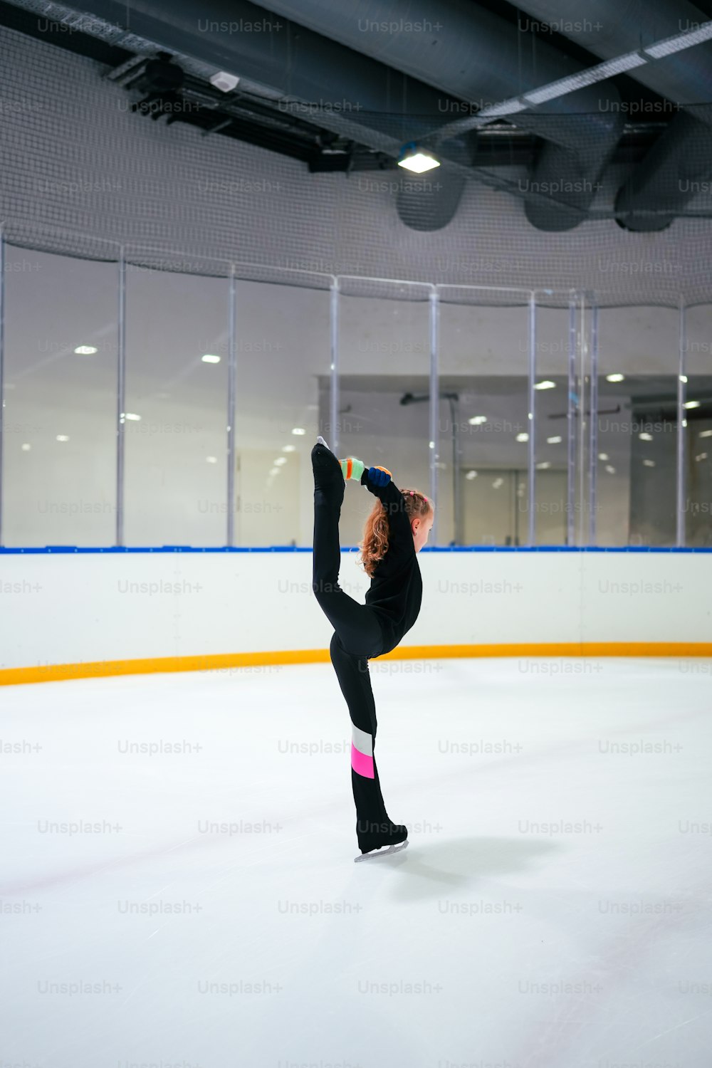 Une femme se tient debout sur une patinoire photo – Patinage artistique ... Une femme se tient debout sur une patinoire photo – Patinage artistique ...