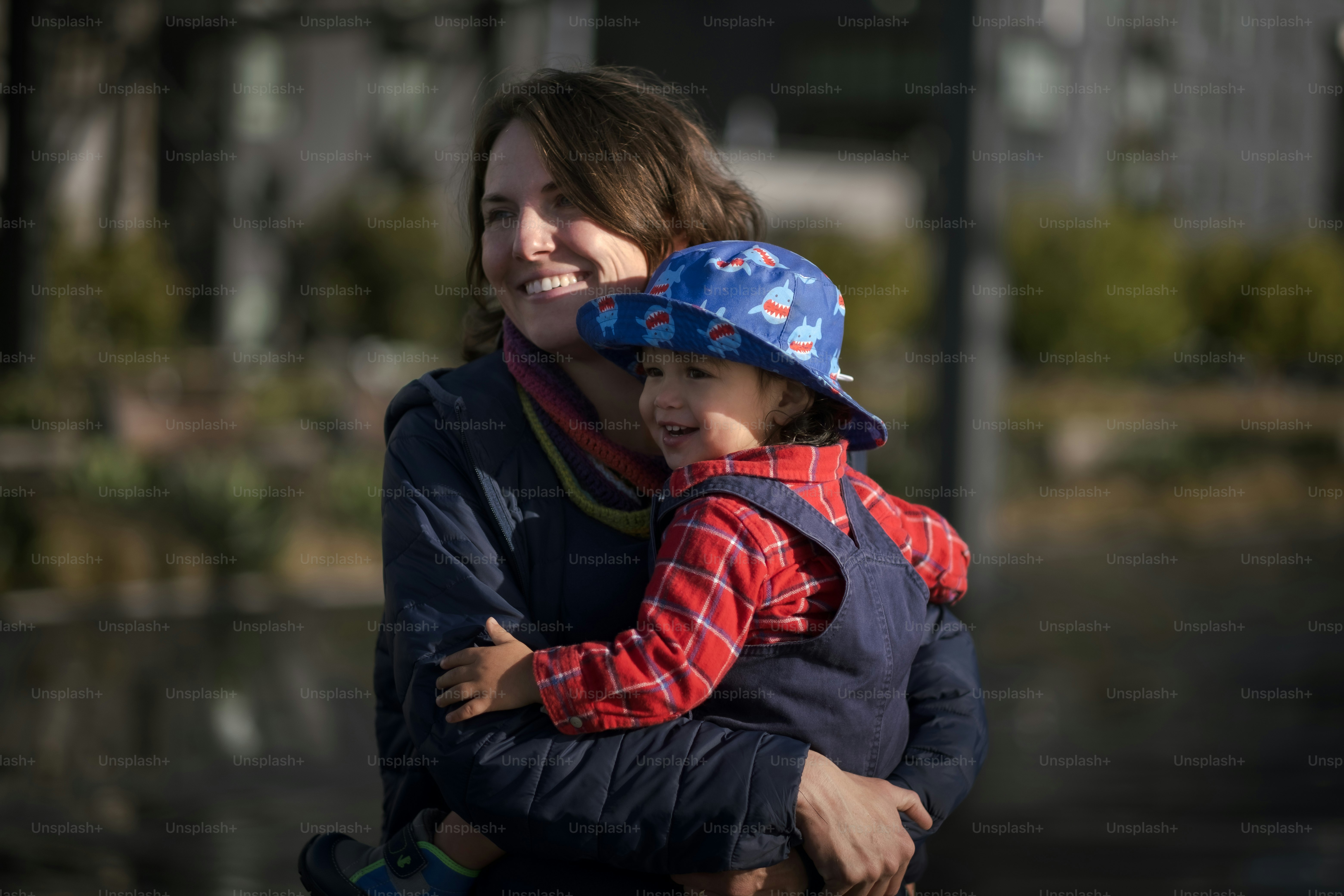 Foto zum Thema Eine Frau, die ein Kind auf dem Arm hält – Bild zu Baby ...